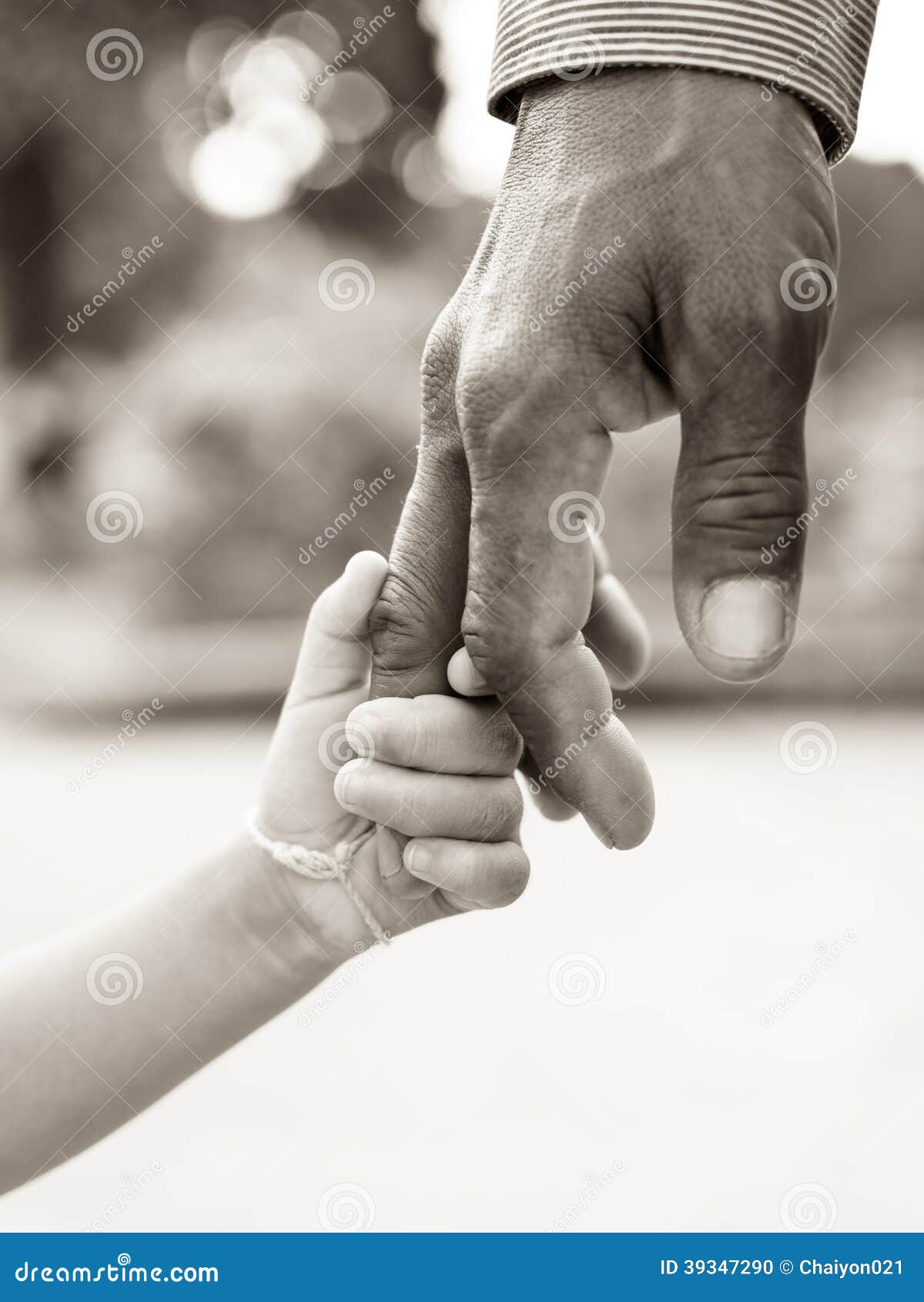 Vater, Der Dem Kind Hand Gibt Stockfoto - Bild von hand, erzeugung ...