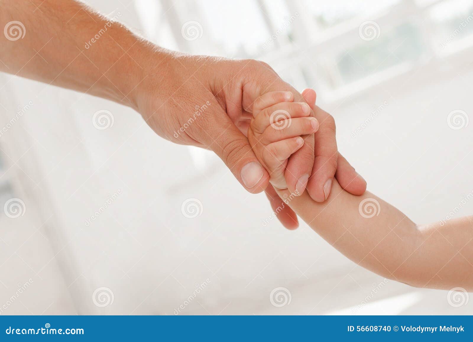 Vater, Der Einem Kind Hand Gibt Stockfoto - Bild von lenkung, liebevoll ...