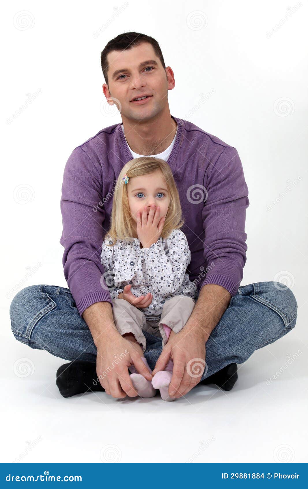 Vater gesessen mit Tochter stockfoto. Bild von familie - 29881884
