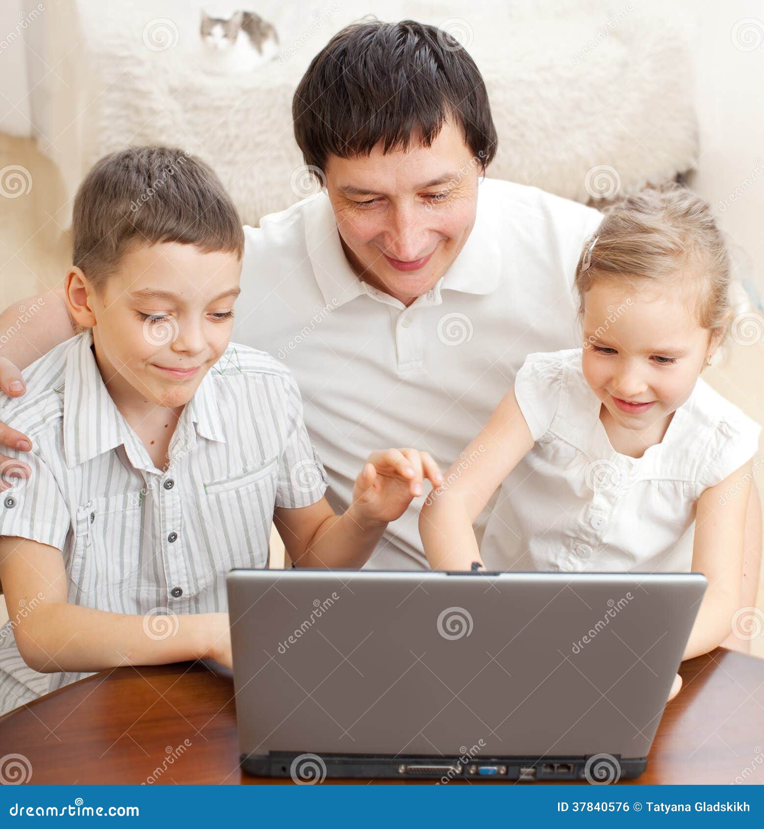 Vater Mit Kindern Mit Laptop Stockfoto - Bild von junge, männer: 37840576