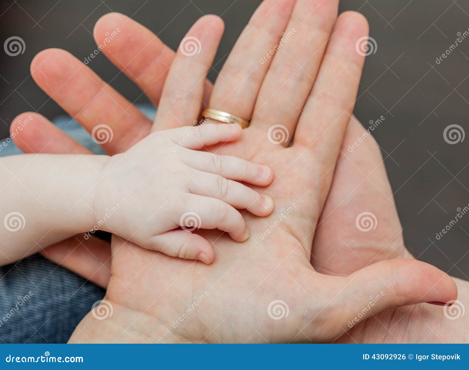 Vater Und Mutter, Die Kinderhand Halten Stockfoto - Bild von neugeboren ...