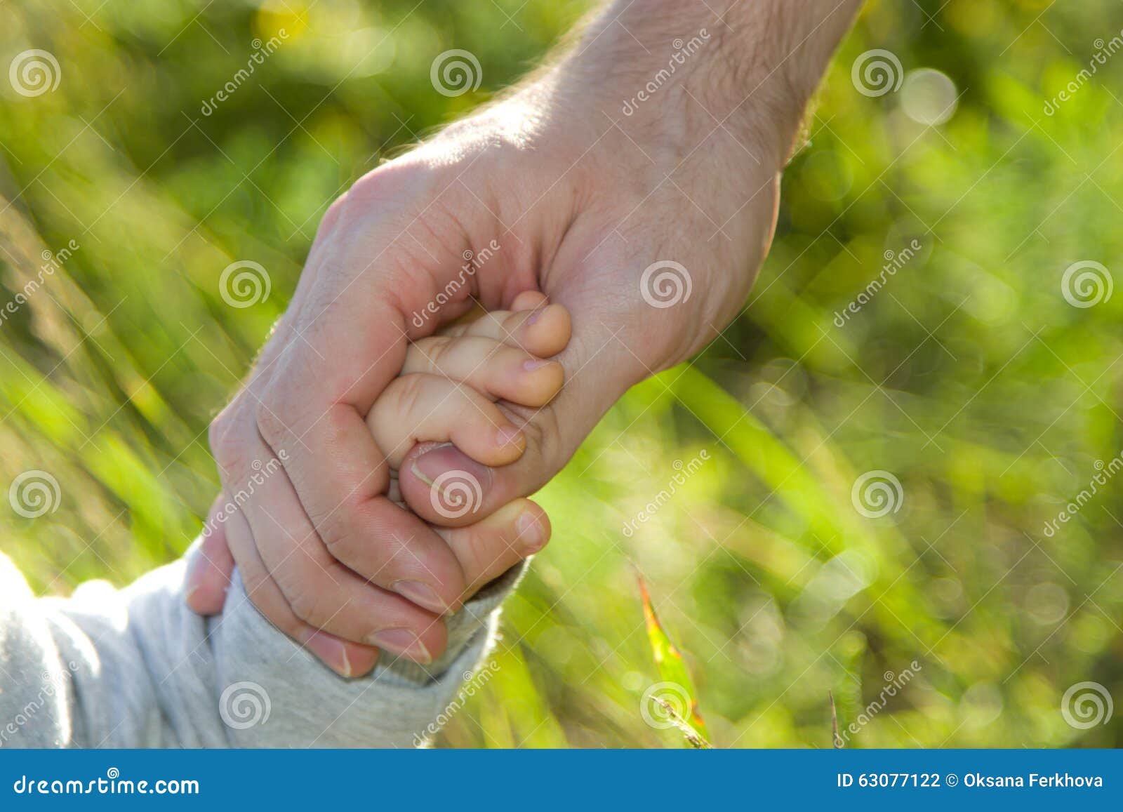 Vater Und Sohn, Die Hand in Hand Halten Stockfoto - Bild von sonnie ...