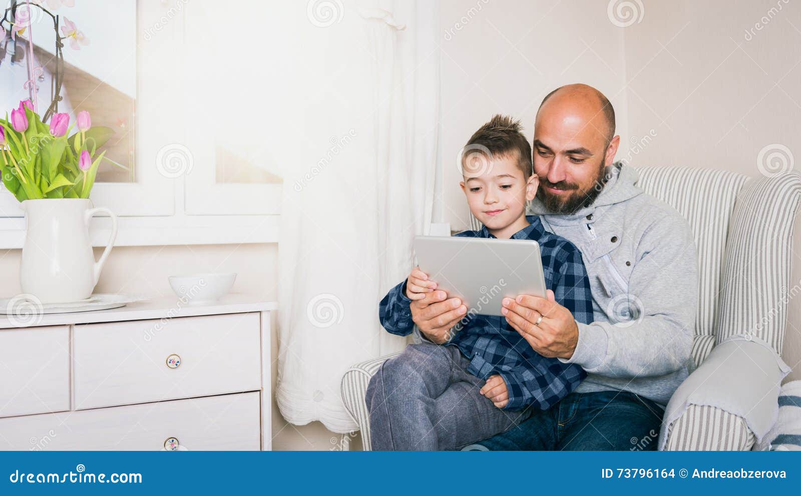 Vater Und Sohn Mit Digital-Tablette Stockfoto - Bild von glücklich ...