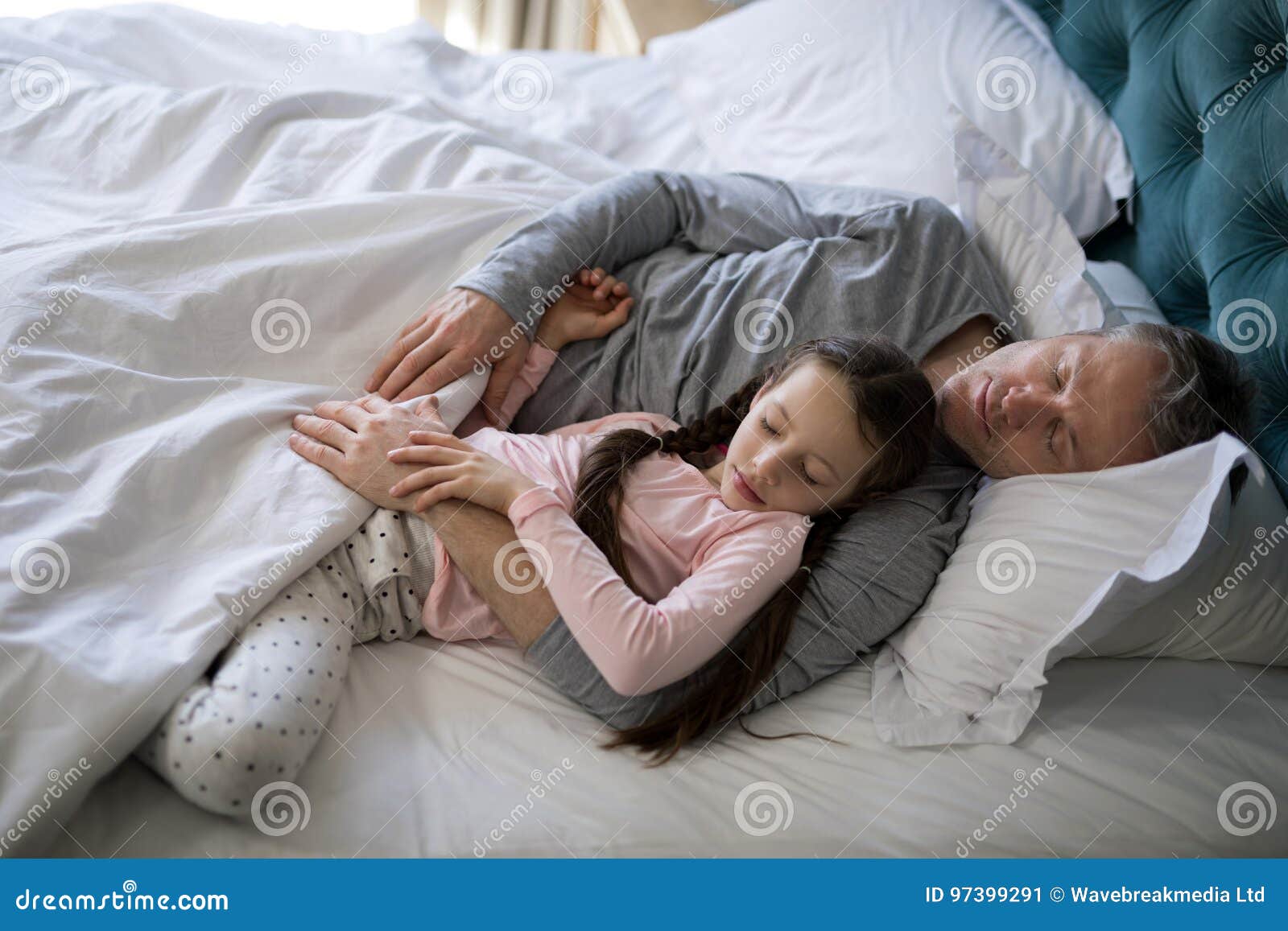 Vater Und Tochter Die Zusammen Auf Bett Im Schlafzimmer Schlafen