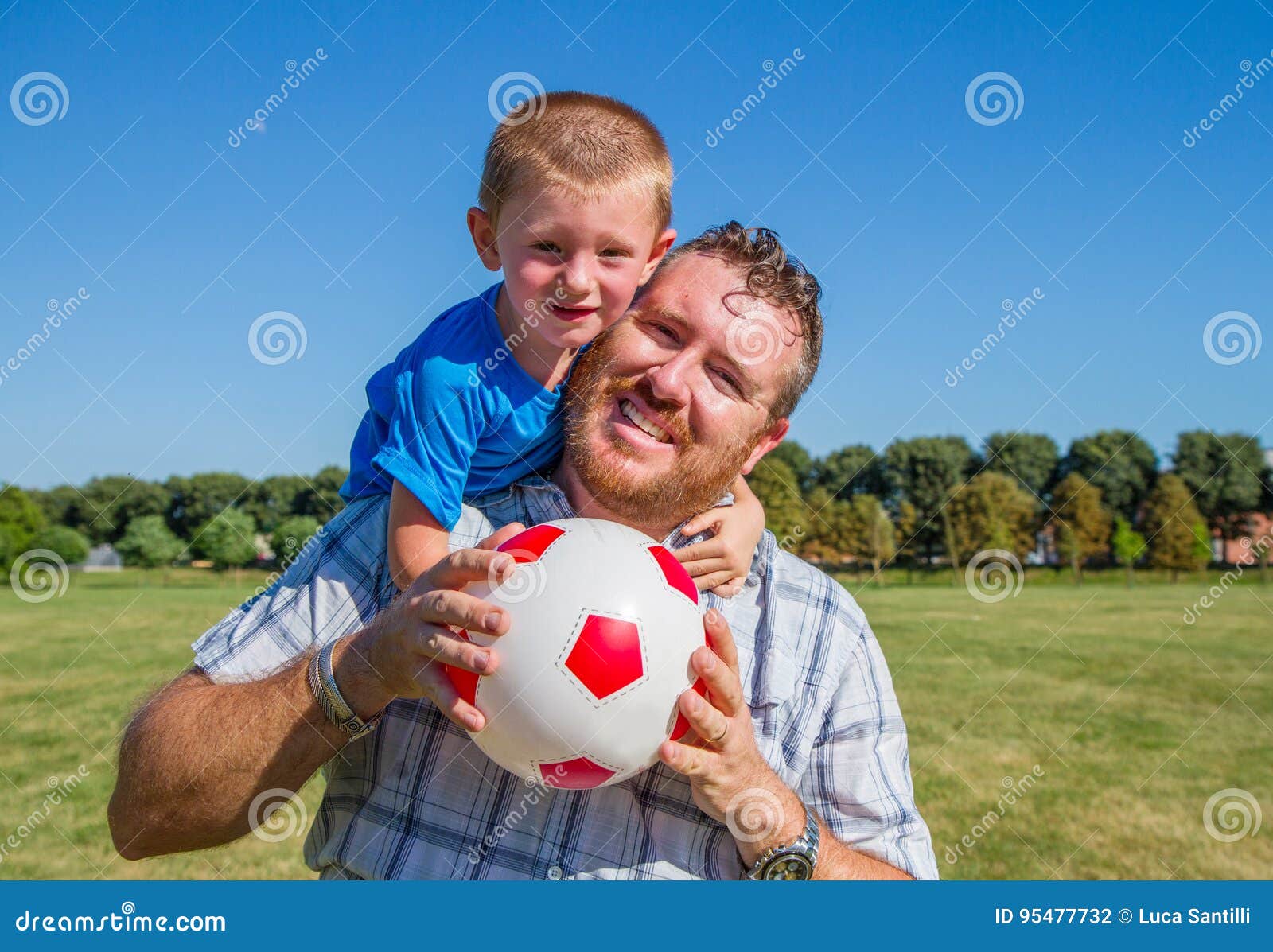 Vati Und Kleiner Junge Spielen Mit Dem Ball Stockfoto - Bild von ...