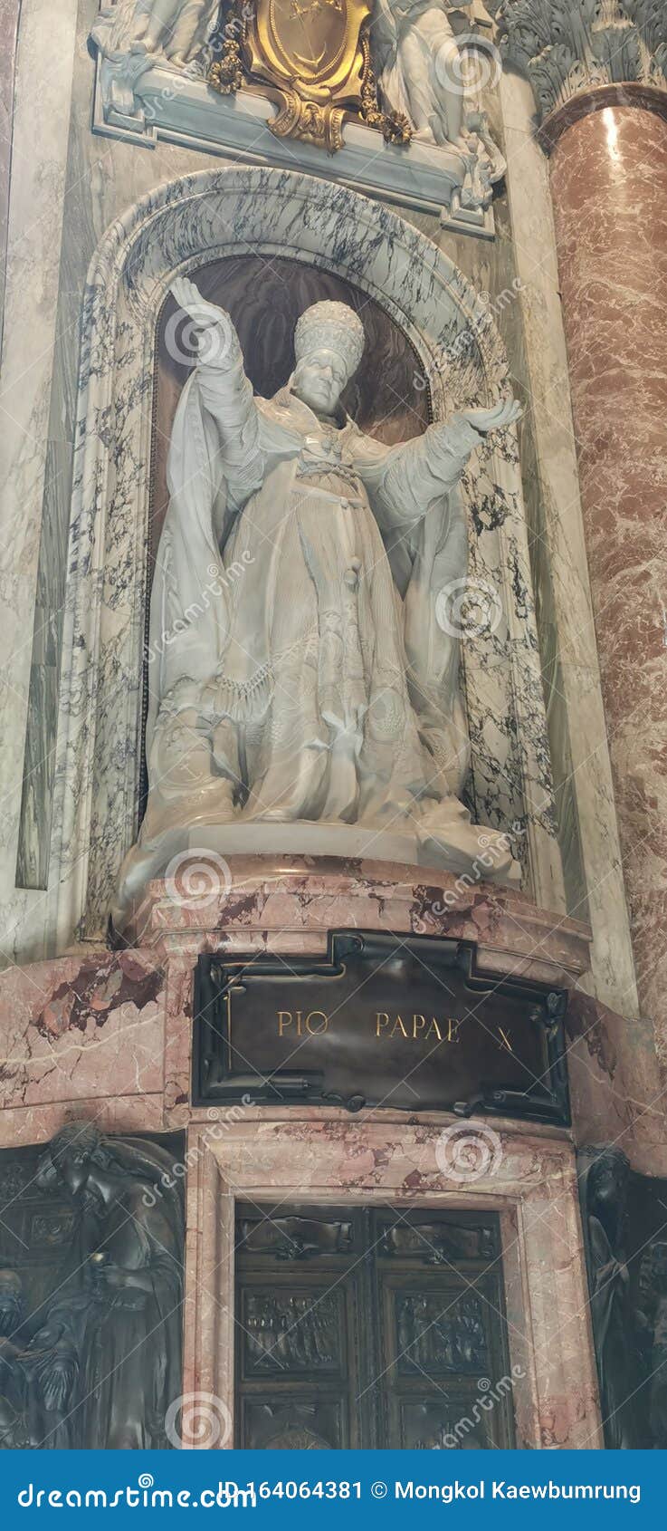 Vatican Museum with Ancient Masterpiece Statue Editorial Photo - Image ...