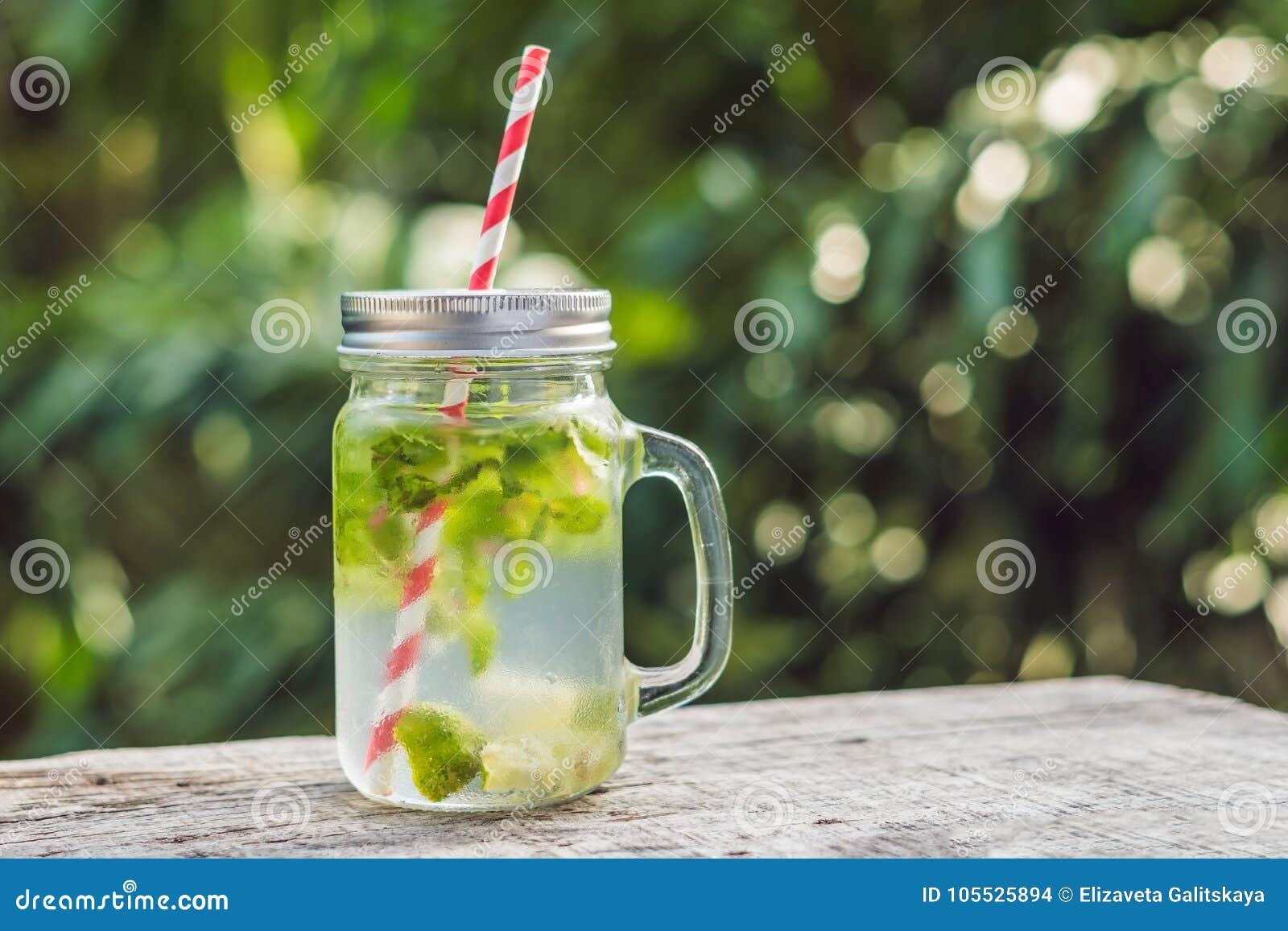 Vatten Med Mintkaramellen Och Limefrukt Dricka Mer Vattenbegrepp ...