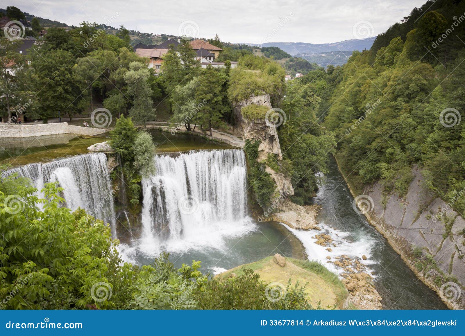 Vattenfall i Jajce, BiH arkivfoto. Bild av soligt, berg - 33677814