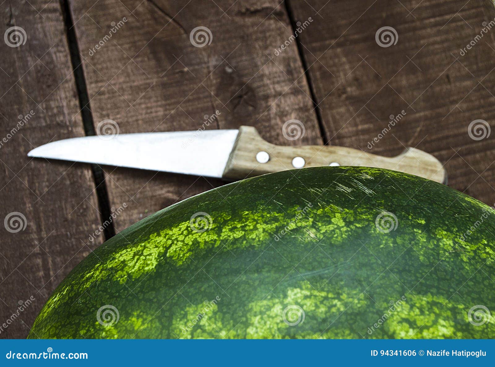 Vattenmelon I Sommar, Hel Vattenmelon Och Knivbild Arkivfoto - Bild av ...