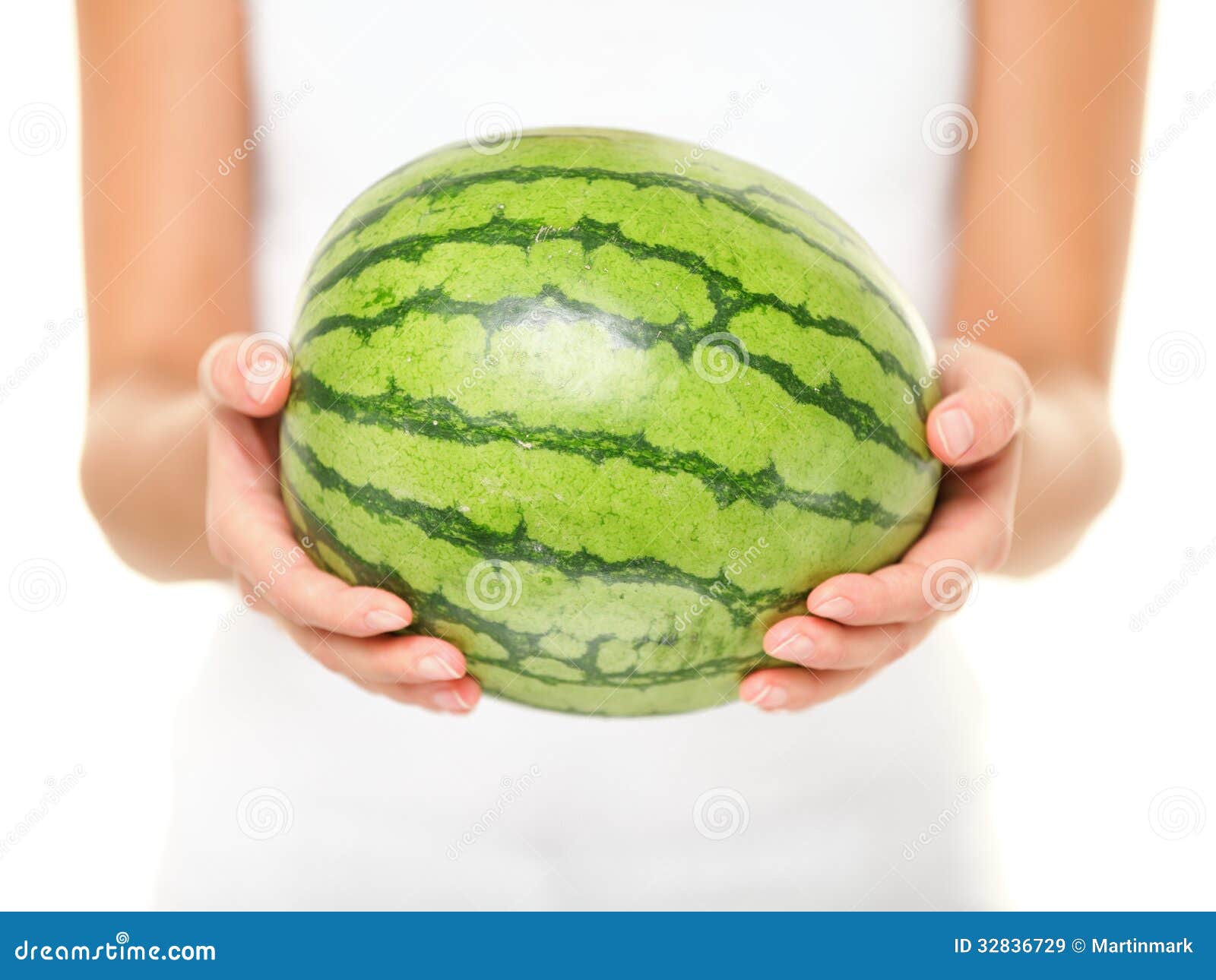 Vattenmelon - Kvinna Som Visar Den Hela Vattenmelon Fotografering för ...