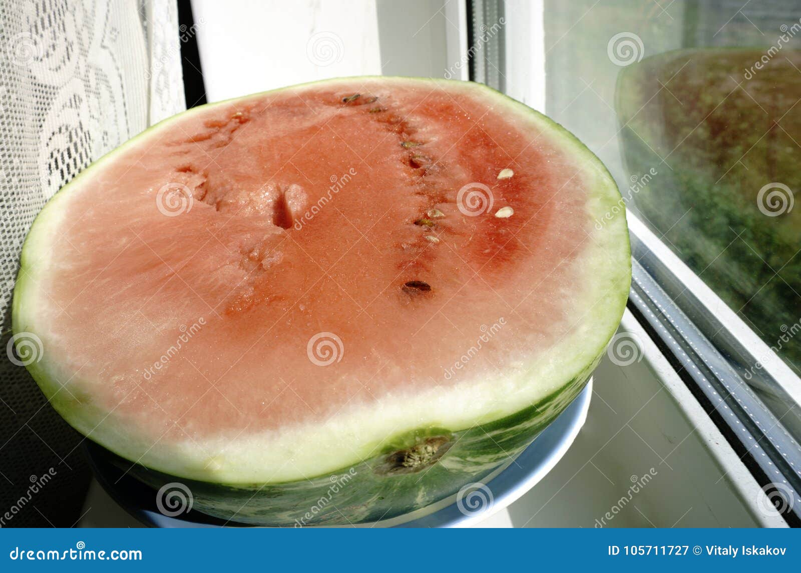 Vattenmelon Och Halva Vattenmelonstycken Fotografering för Bildbyråer ...