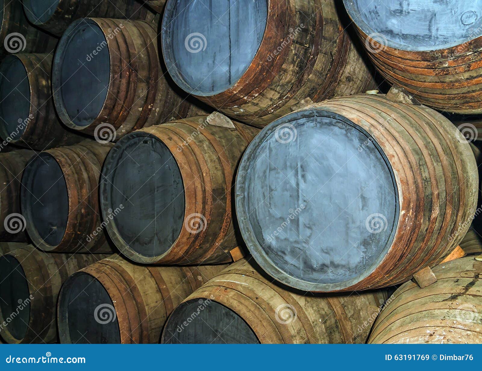 Vecchi Barilotti Della Quercia Nella Cantina Immagine Stock - Immagine ...