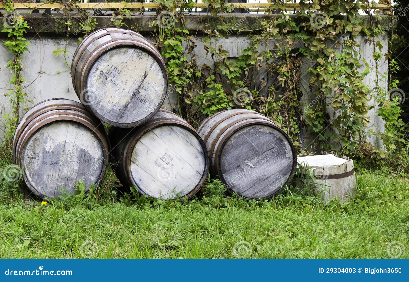 Vecchi Barilotti Di Birra Impilati Immagine Stock - Immagine di ...