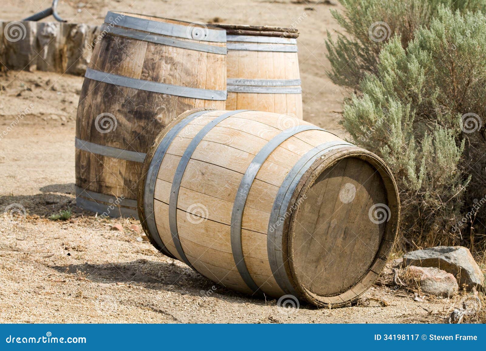 Vecchi barilotti di legno immagine stock. Immagine di esterno - 34198117