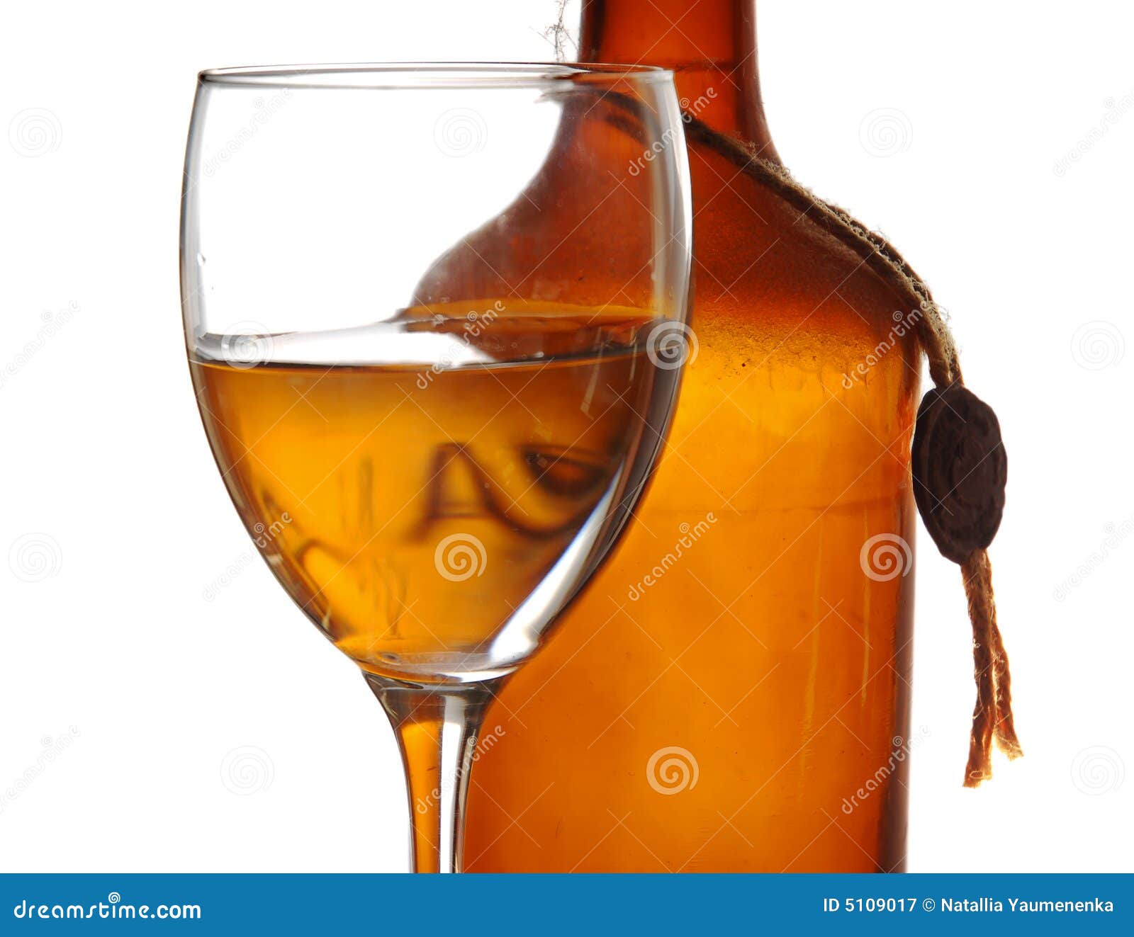 Vecchi Bottiglia E Vetro Del Rum Immagine Stock - Immagine di alcolismo ...