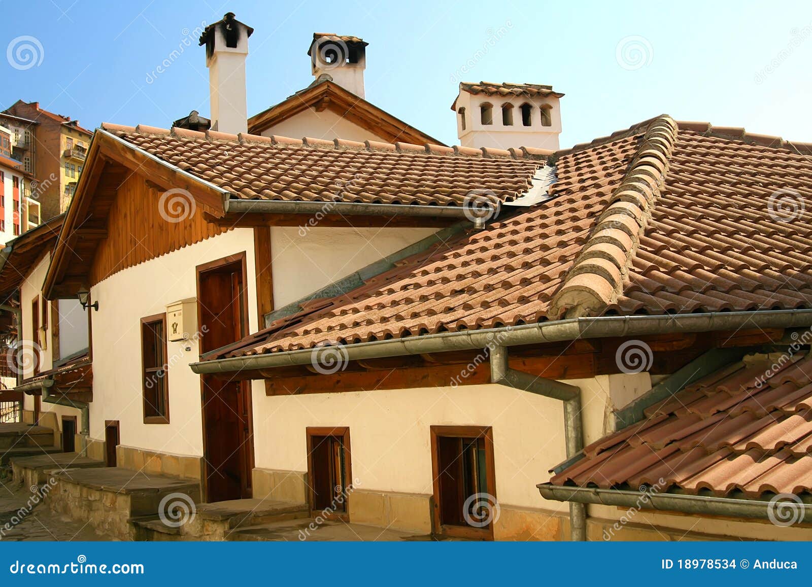Vecchi Case E Tetti Con Le Mattonelle Di Ceramica Fotografia Stock ...