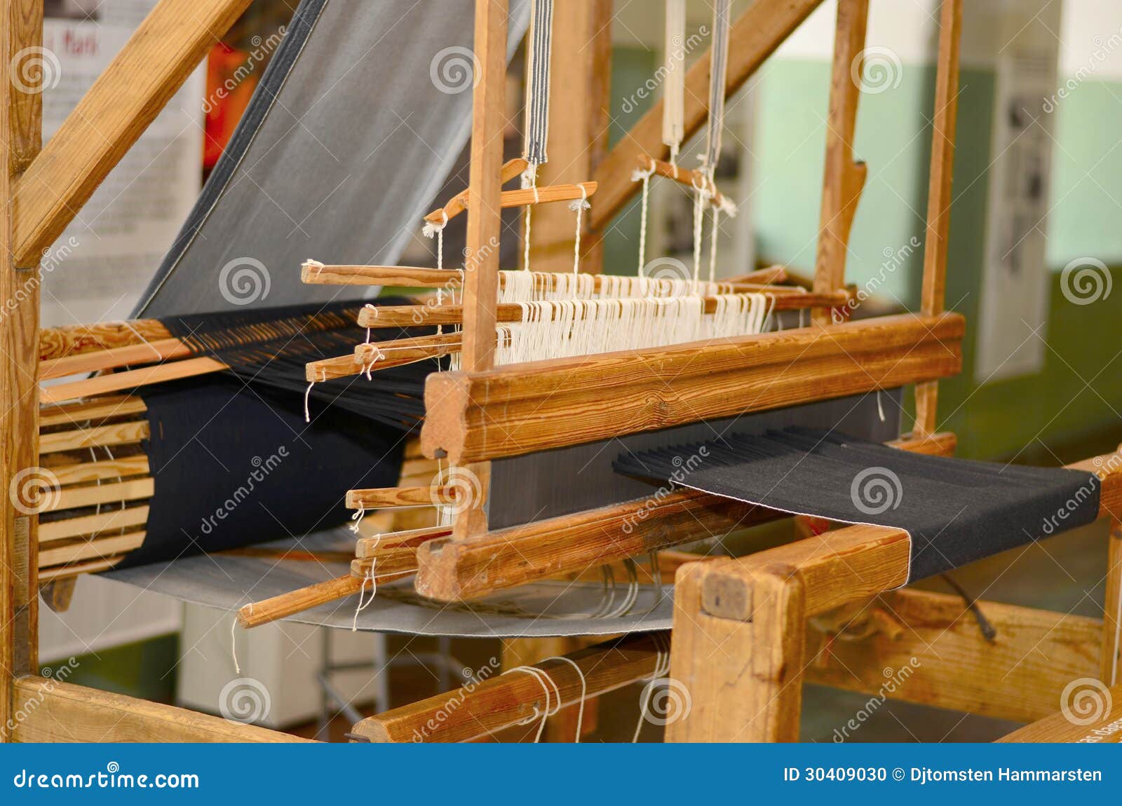 Vecchi filatoi in legno immagine editoriale. Immagine di camino - 30409030