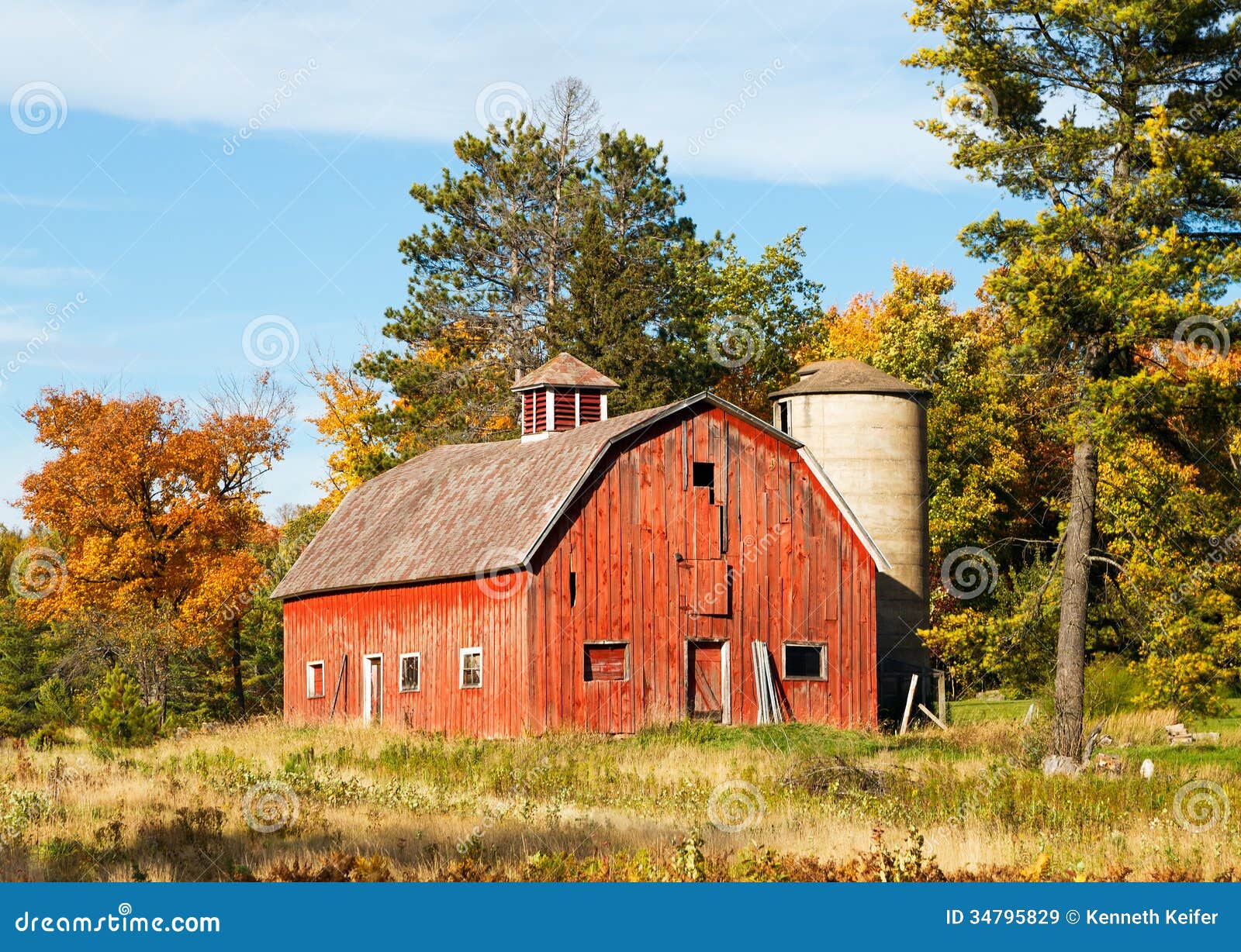 Vecchi Granaio E Silo Rossi Immagine Stock - Immagine di autunno ...