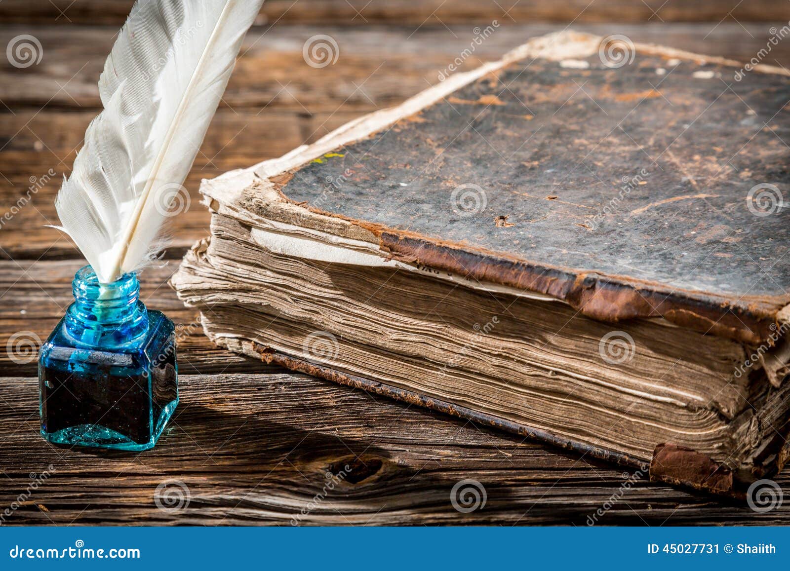 Vecchi Grandi Libro E Penna Con Inchiostro Blu Immagine Stock ...