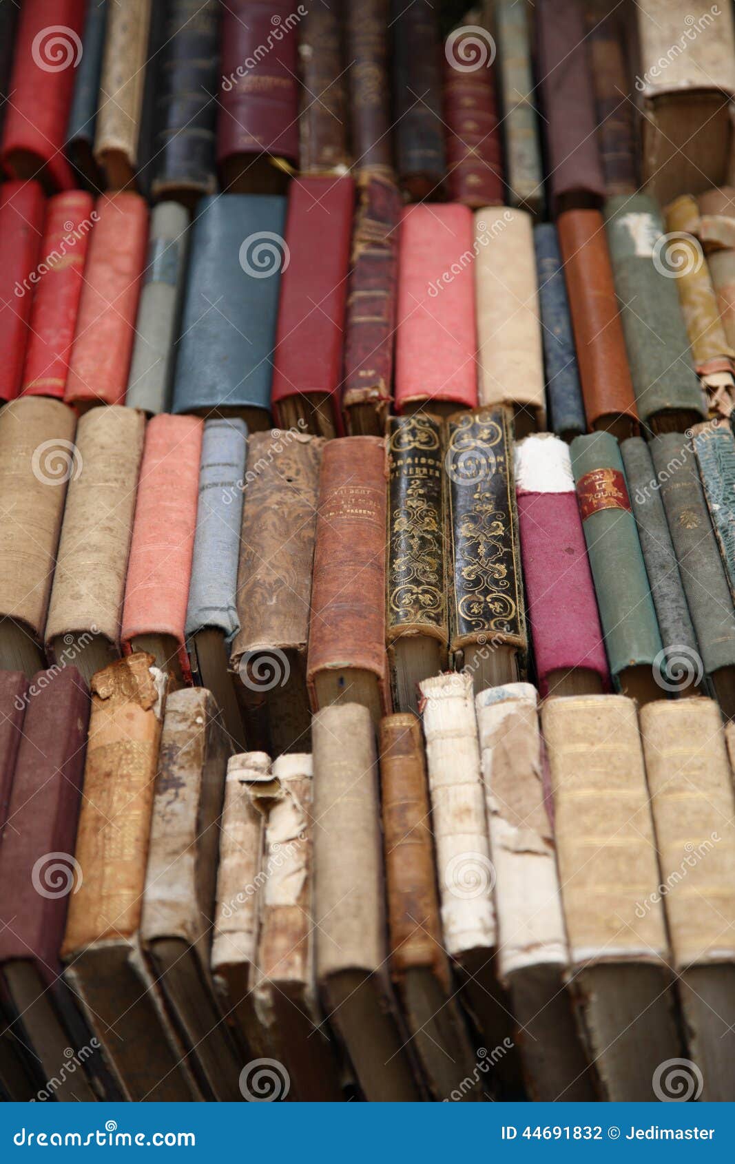 Vecchi libri fotografia editoriale. Immagine di bianco - 44691832