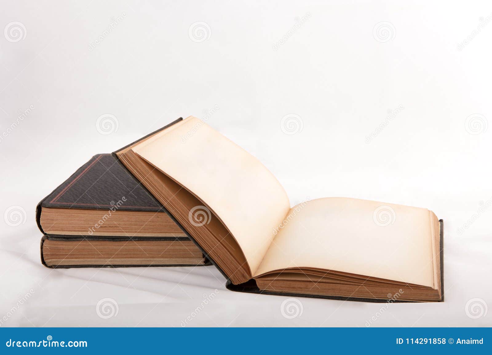 Vecchi Libri Aperti E Chiusi Su Bianco Fotografia Stock - Immagine di ...