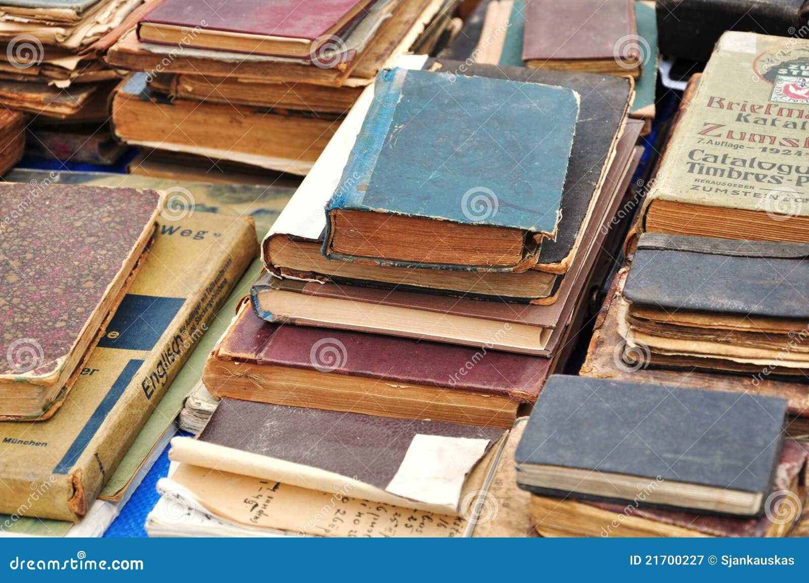 Vecchi libri da vendere immagine stock. Immagine di mano - 21700227