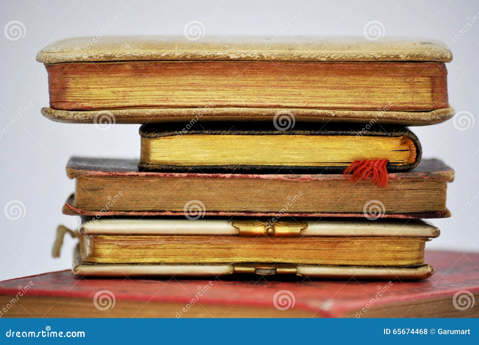 Vecchi libri di preghiera fotografia stock. Immagine di dorato - 65674468