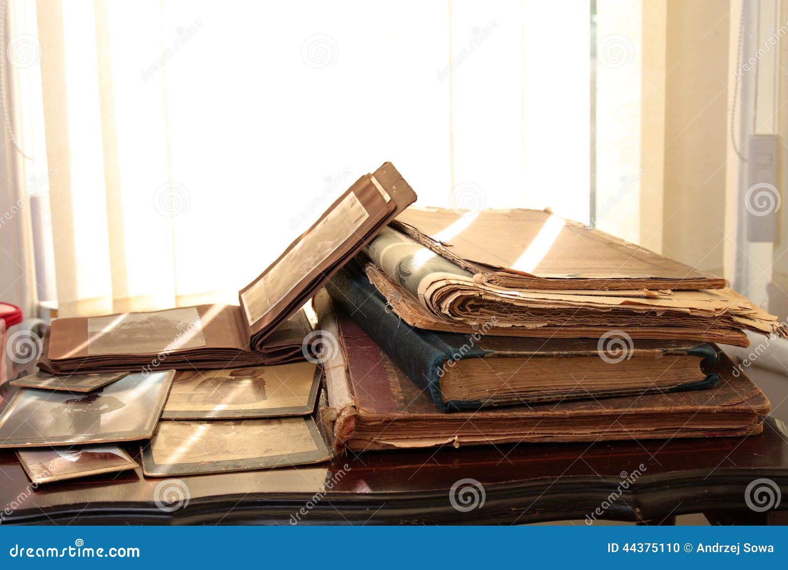 Vecchi Libri, Giornali E Foto; Fotografia Stock - Immagine di vecchio ...