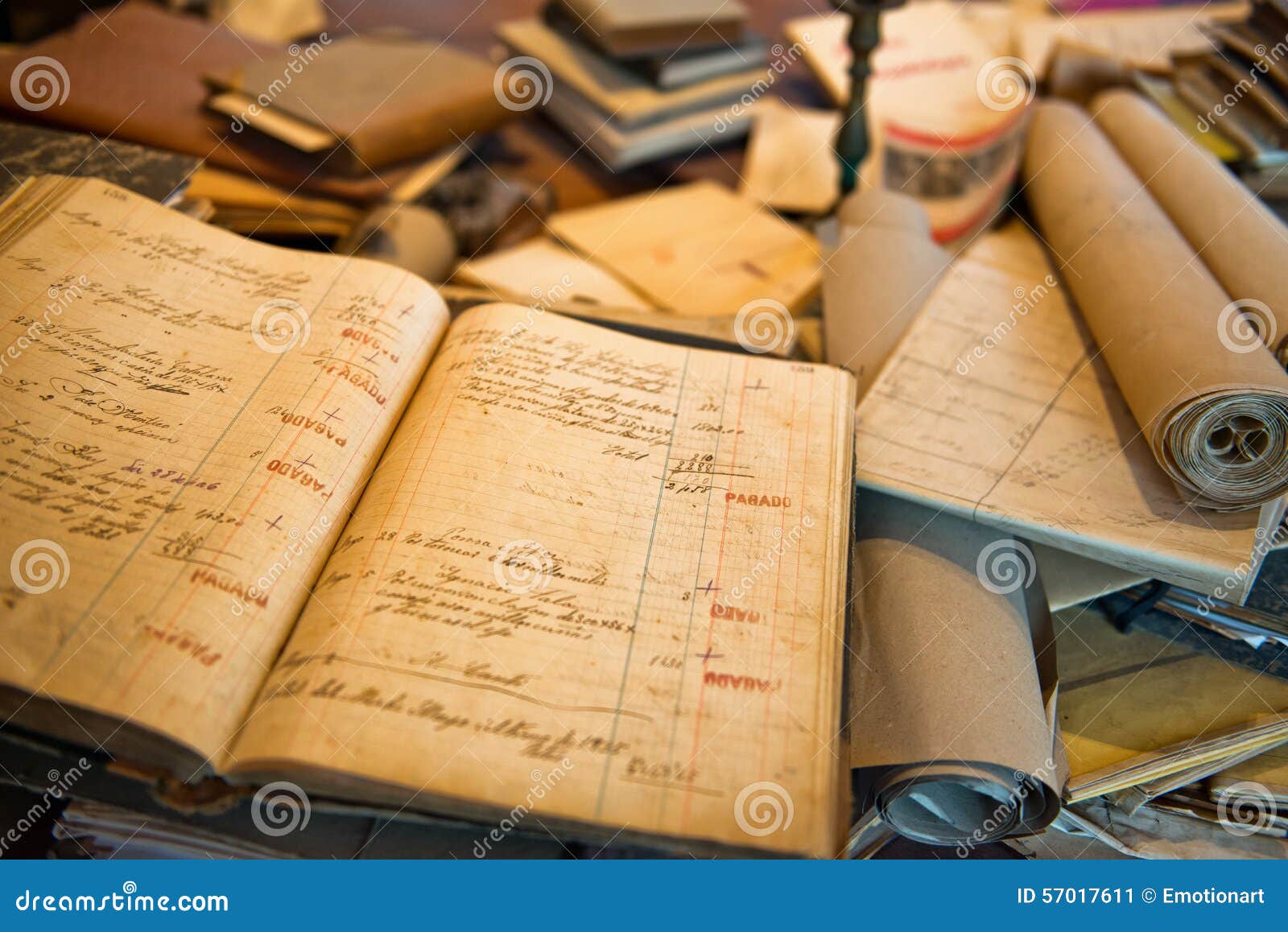 Vecchi Libri Invecchiati Antichi Impilati Fotografia Editoriale ...