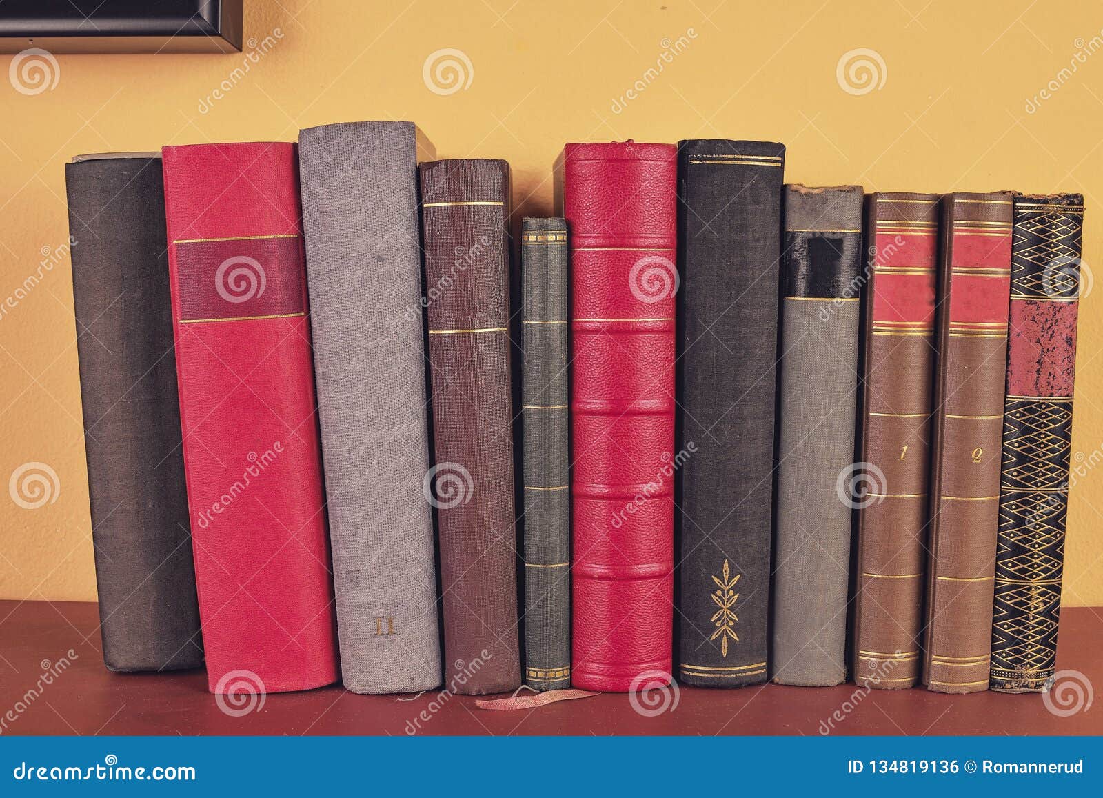 Vecchi Libri Sullo Scaffale Di Legno R Fotografia Stock - Immagine di ...