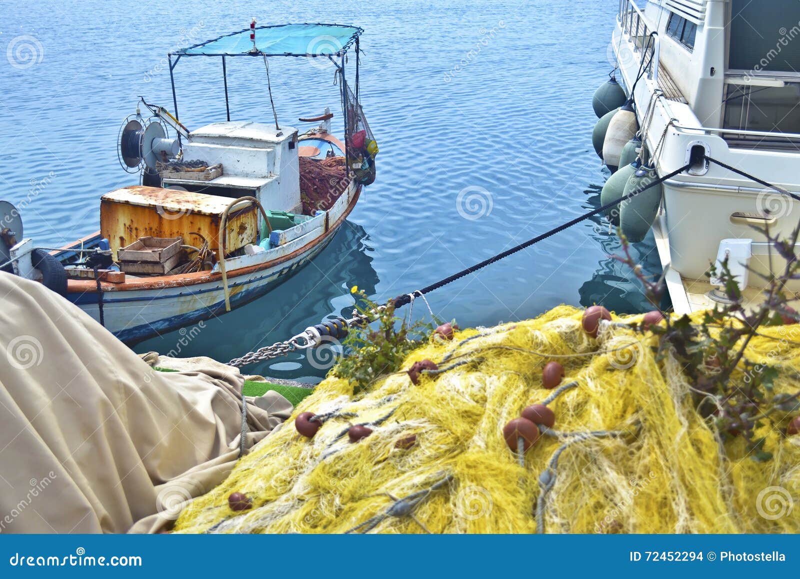 Vecchi Pescherecci Ad Un Porto Greco Fotografia Stock - Immagine di ...