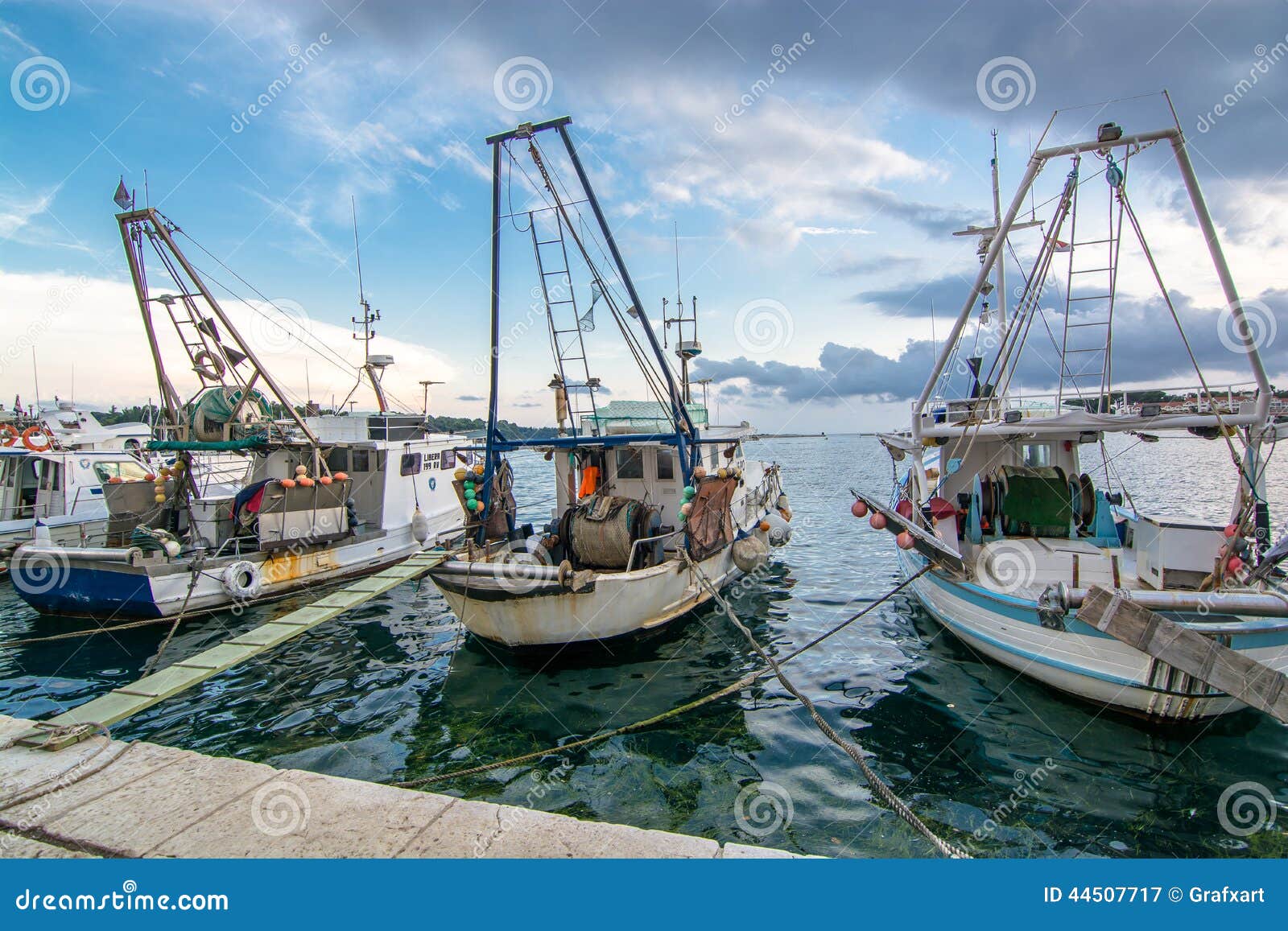 Vecchi Pescherecci in Porto Immagine Stock - Immagine di vecchio, lago ...