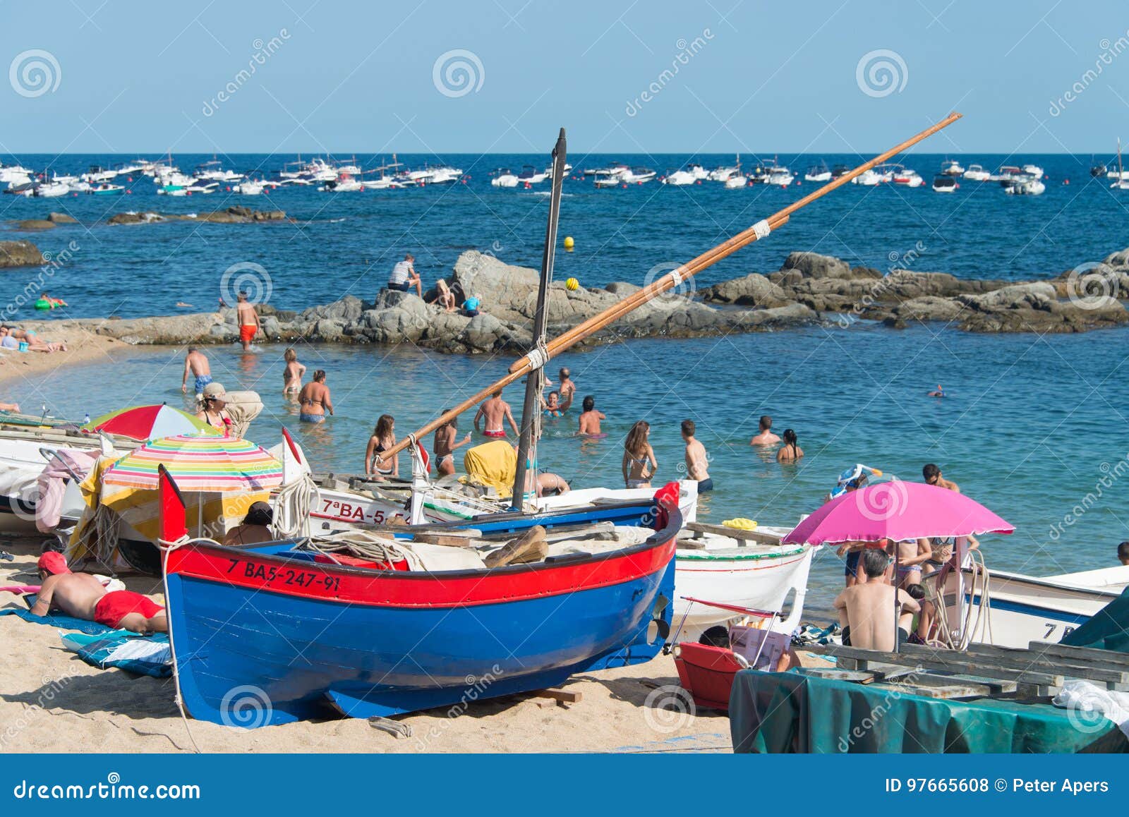 Vecchi Pescherecci Sulla Spiaggia Di Costa Brava Fotografia Stock ...