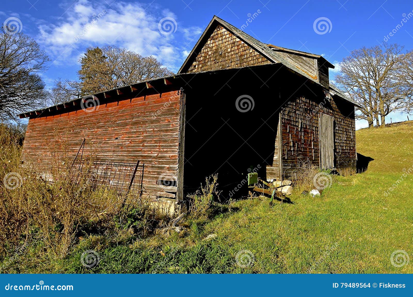Vecchi Resti Di Una Tettoia E Di Un Granaio Fotografia Stock - Immagine ...