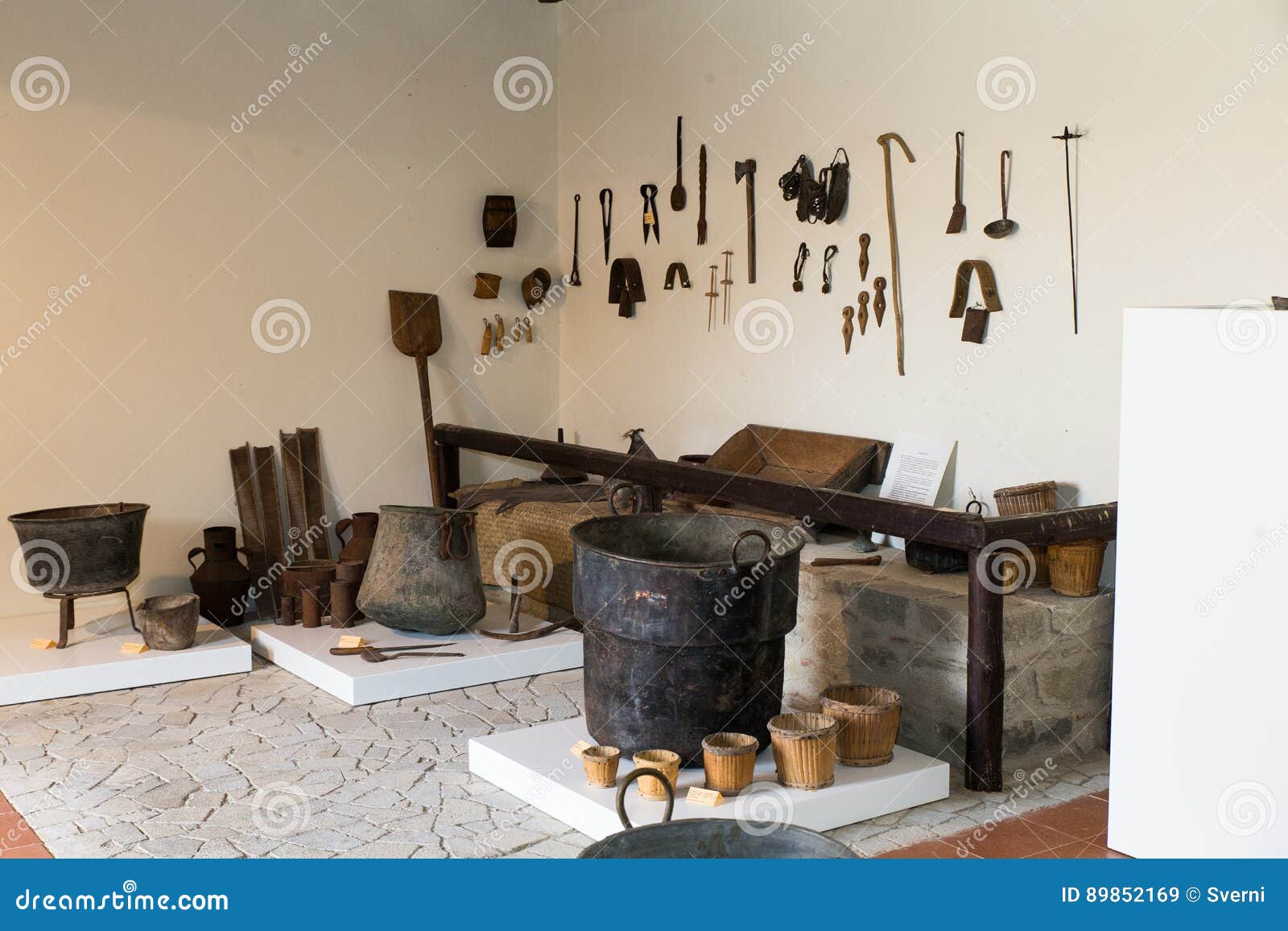 Vecchi Strumenti Dei Lavori Siciliani Dei Contadini Immagine Stock ...