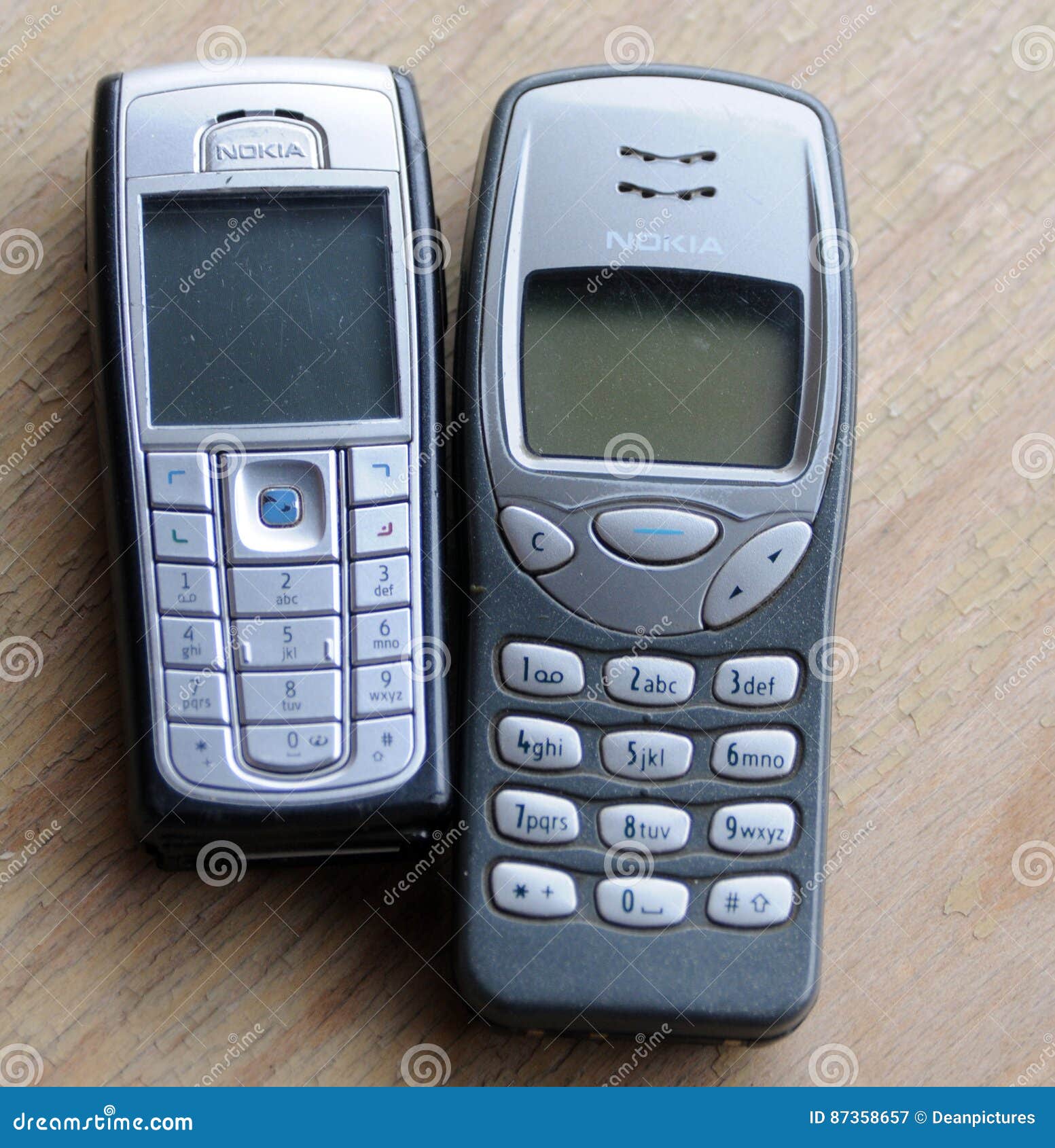 Vecchi telefoni di Nokia fotografia editoriale. Immagine di uscire ...