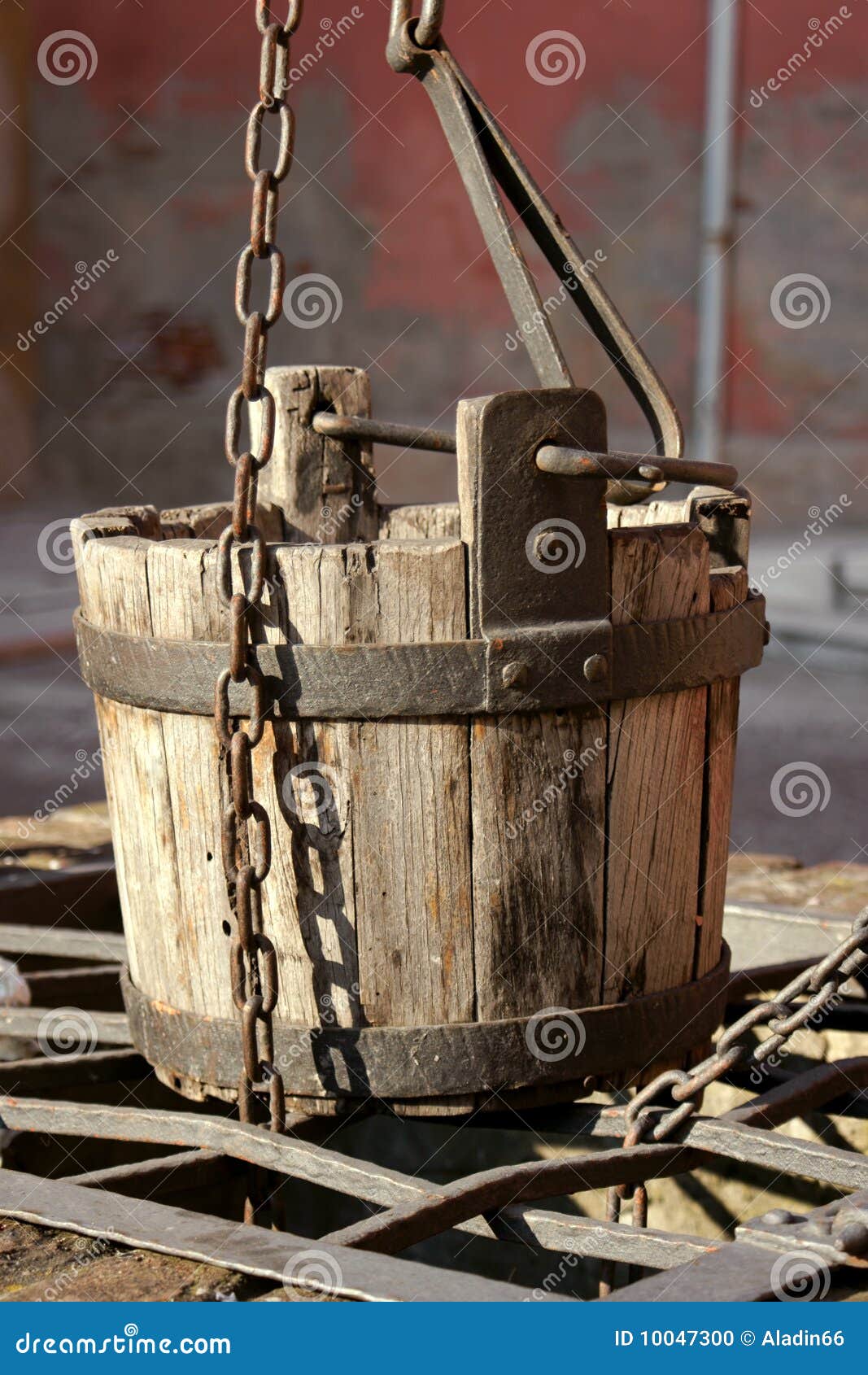 Vecchia benna di acqua fotografia stock. Immagine di acqua - 10047300