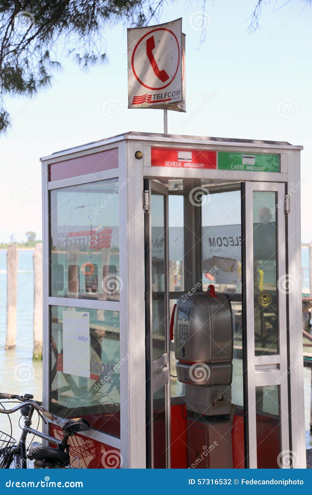 Vecchia Cabina Telefonica Italiana Fotografia Editoriale - Immagine di ...