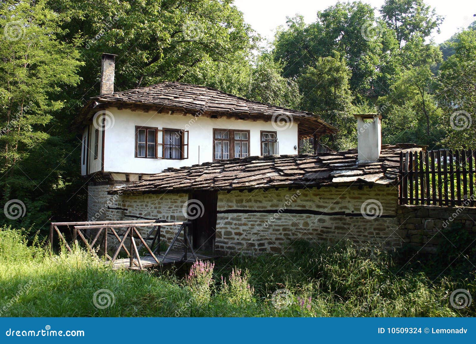 Vecchia casa fotografia stock. Immagine di cielo, rustico - 10509324