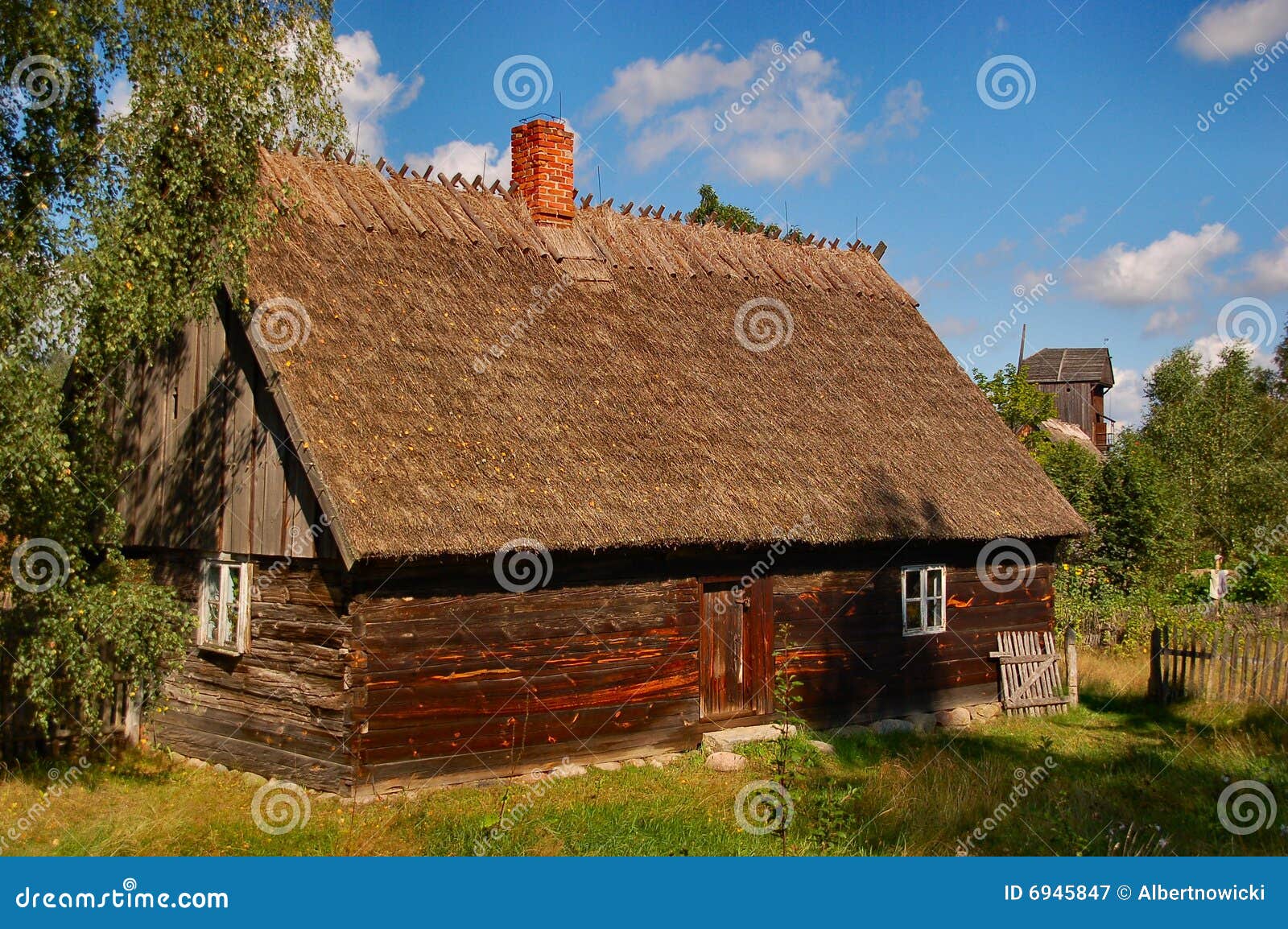 Vecchia Casa Alla Moda Del Cottage in Campagna Polacca Immagine Stock ...