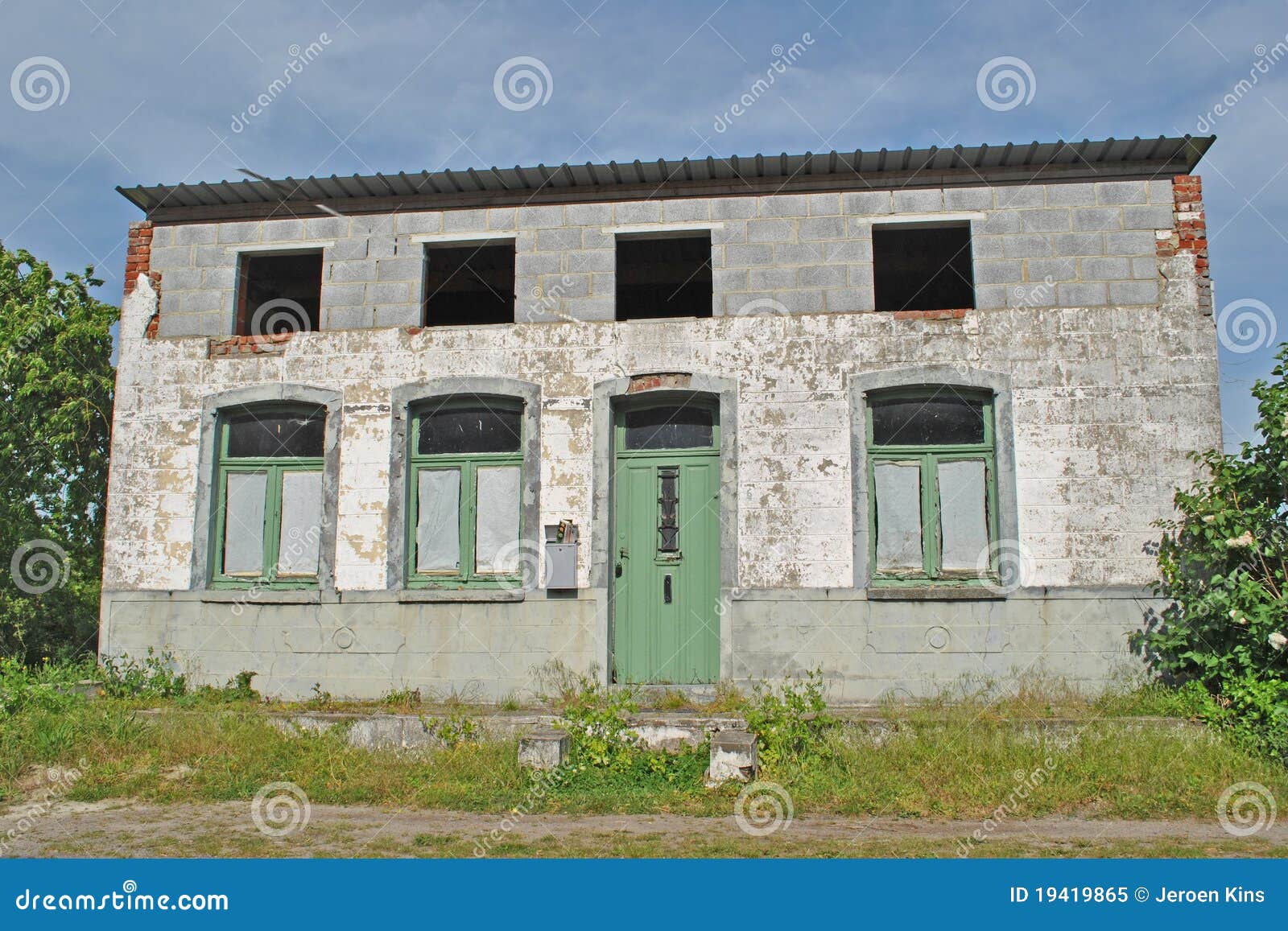 Vecchia casa brutta immagine stock. Immagine di portelli - 19419865