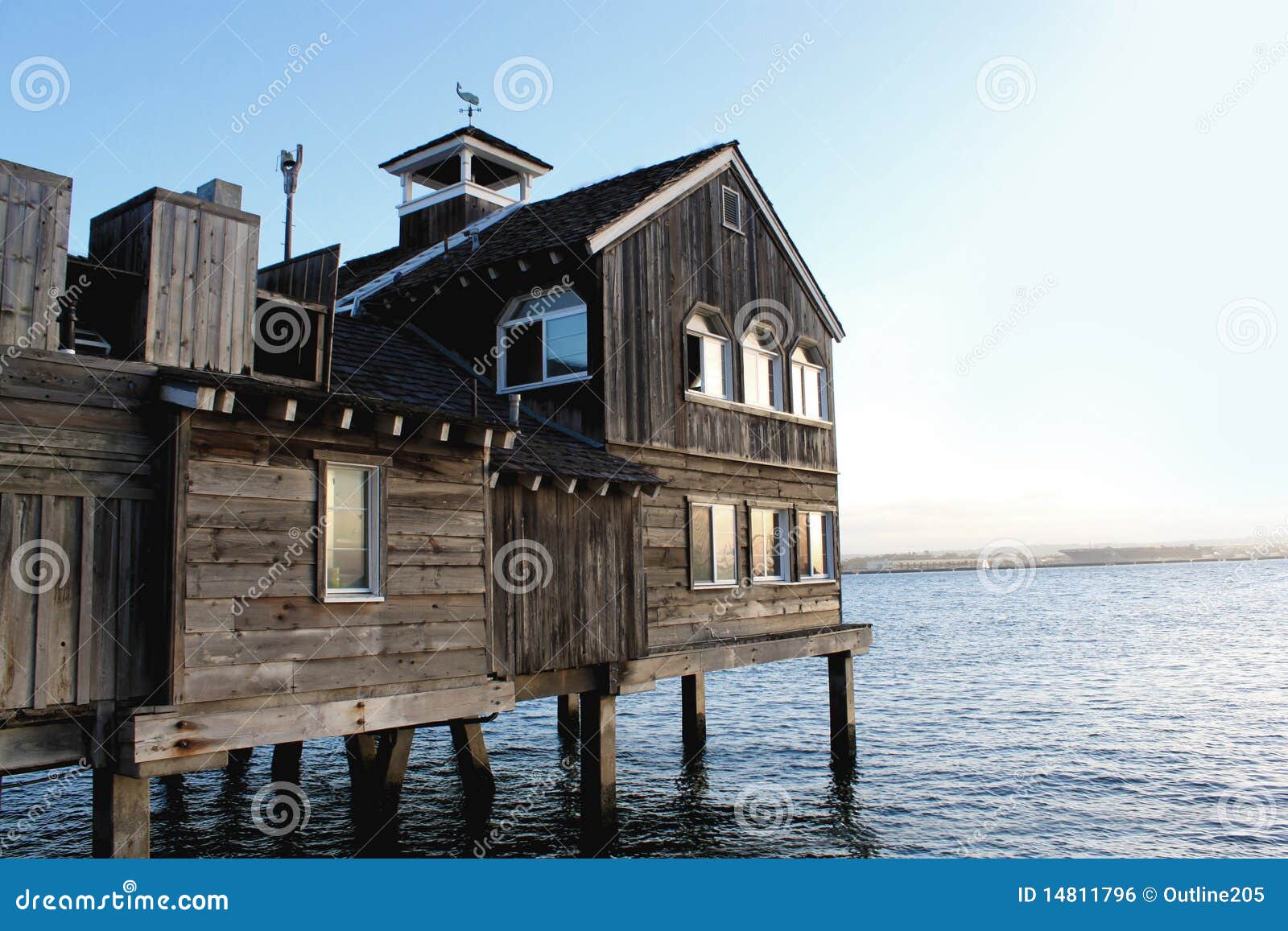 Vecchia Casa Di Legno Sul Mare Fotografia Stock - Immagine di cielo ...