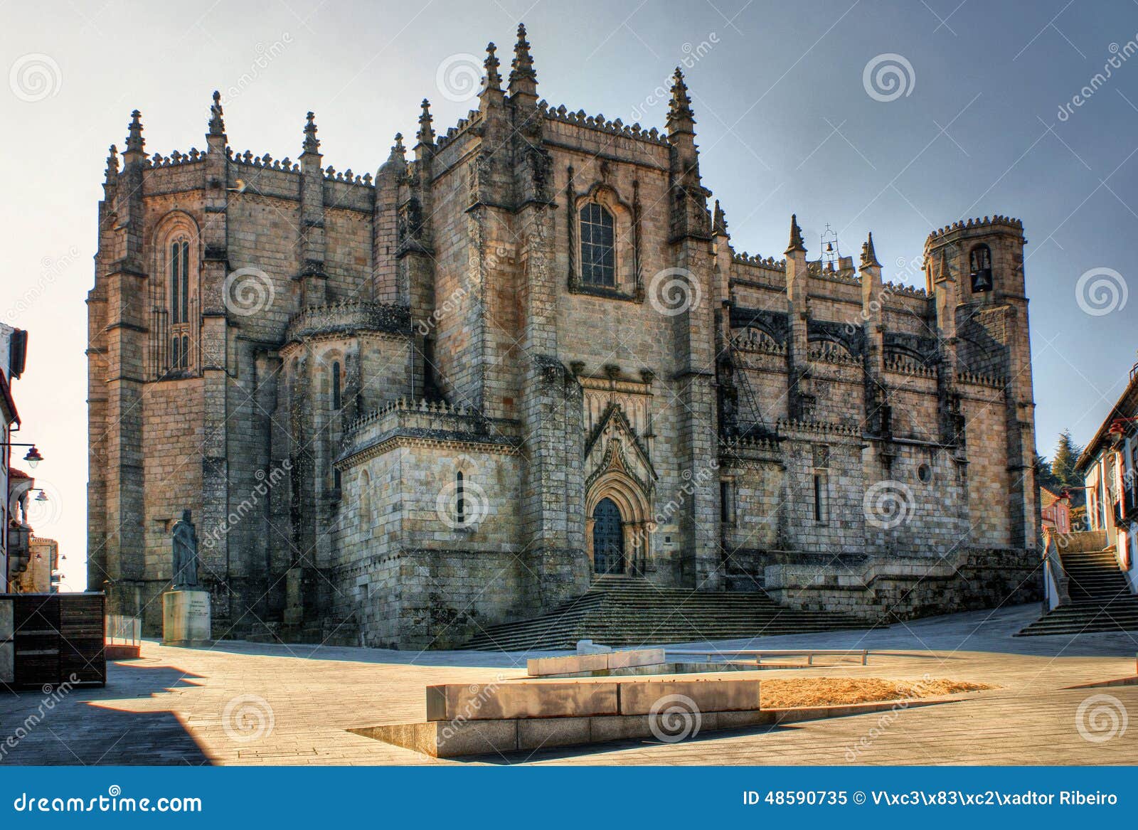 Vecchia Cattedrale a Guarda Immagine Stock - Immagine di monumento ...