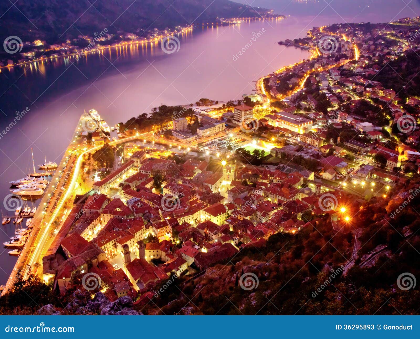 Vecchia Città Di Cattaro Alla Notte Immagine Stock - Immagine di ...