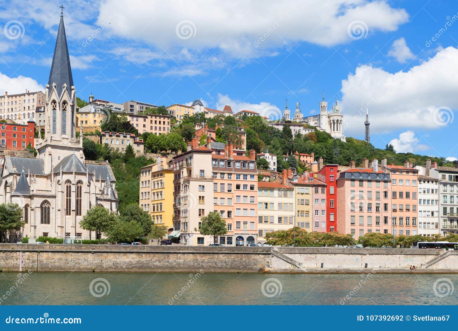 Vecchia città di Lione fotografia stock. Immagine di riva - 107392692
