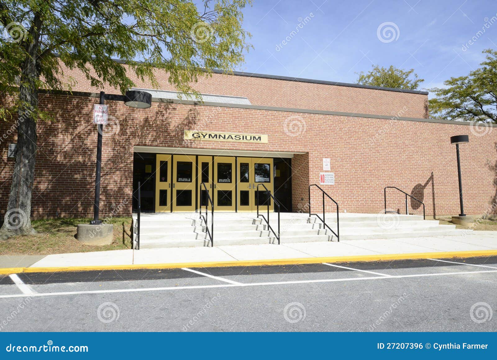 Vecchia Entrata Della Palestra Della High School Fotografia Stock ...