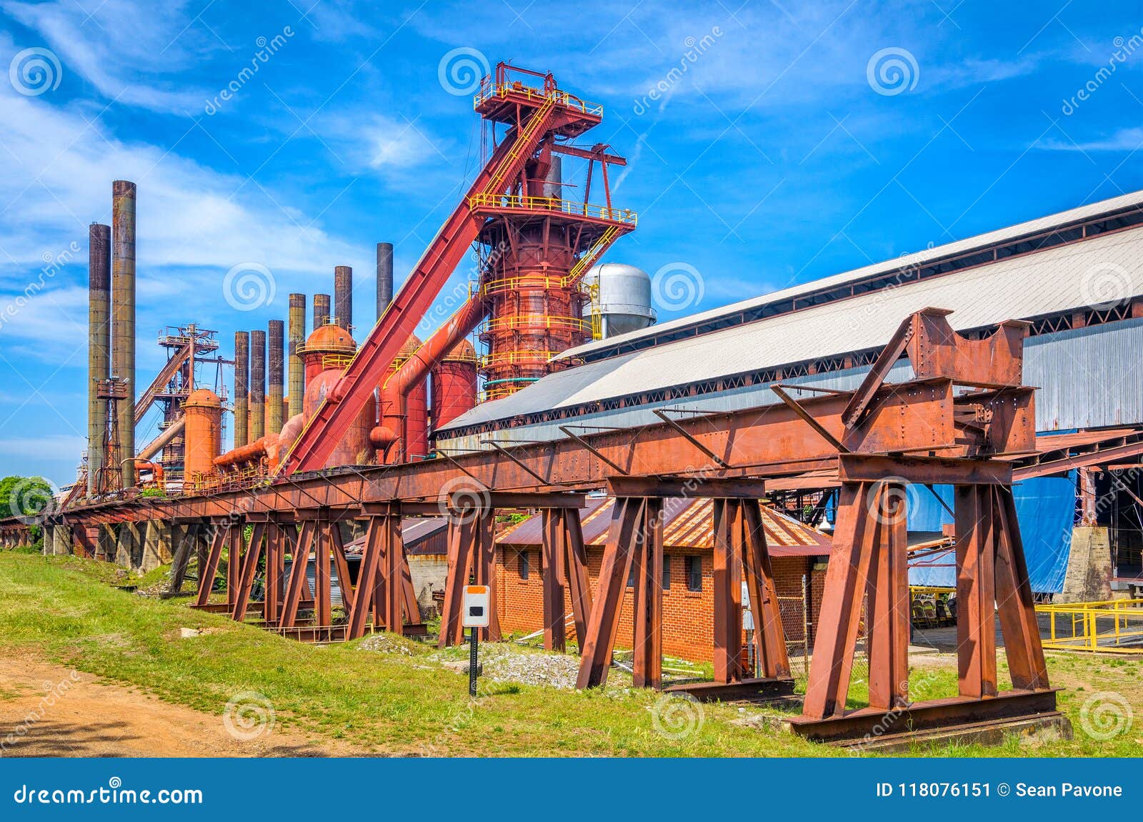 Vecchia fabbrica del ferro immagine stock. Immagine di famoso - 118076151