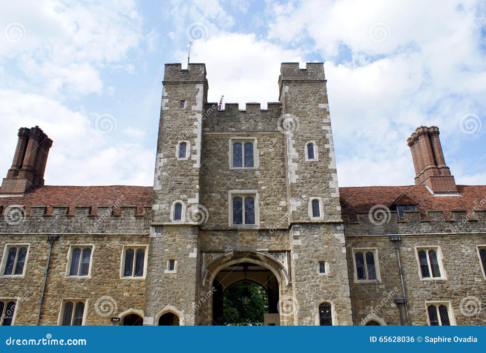 Vecchia Facciata Con Le Torri Turrite Fotografia Stock - Immagine di ...