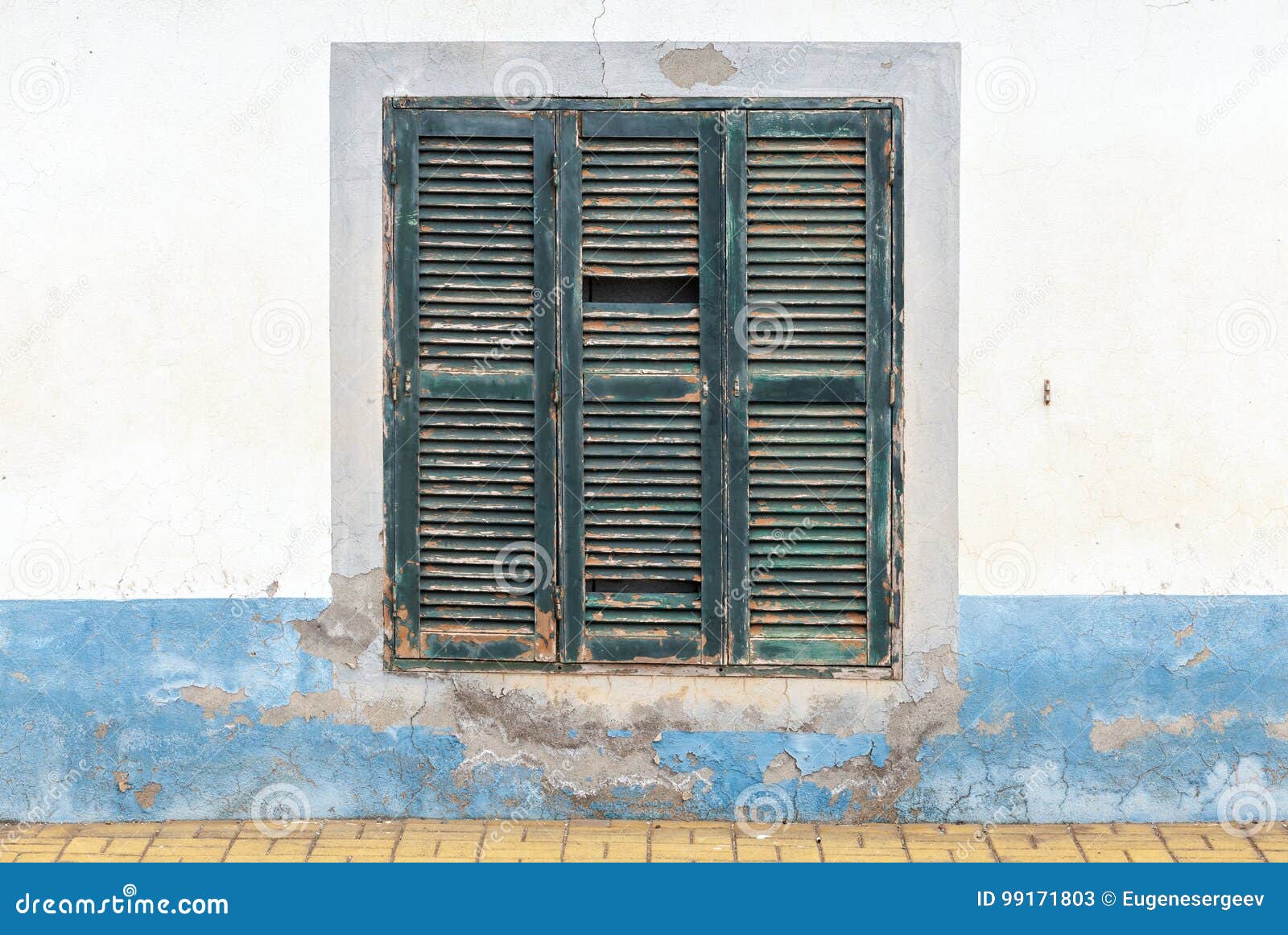 Vecchia Finestra Con La Gelosia Verde Chiusa Immagine Stock - Immagine ...