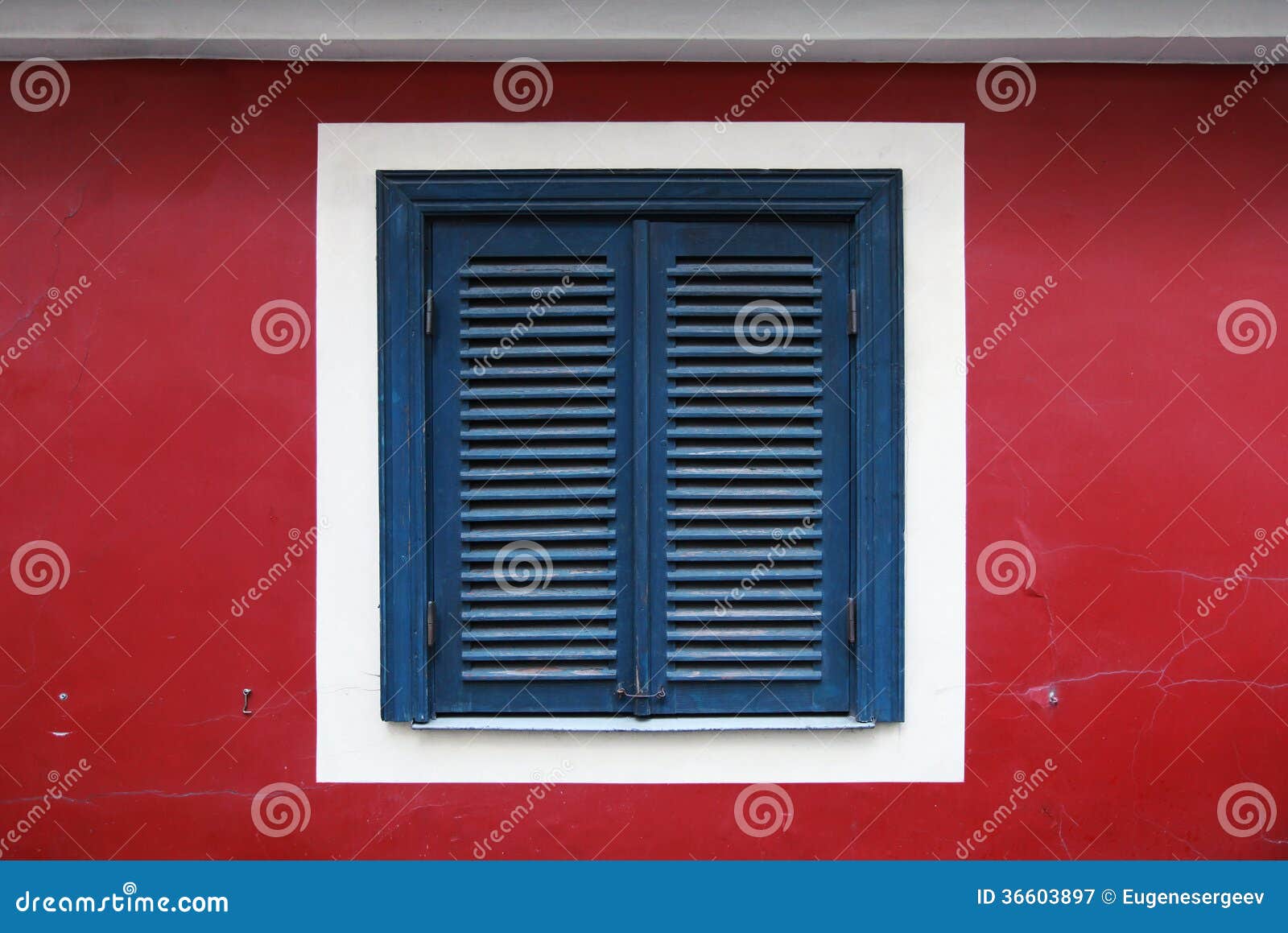 Vecchia Finestra Con Le Gelosie Blu Chiuse Immagine Stock - Immagine di ...